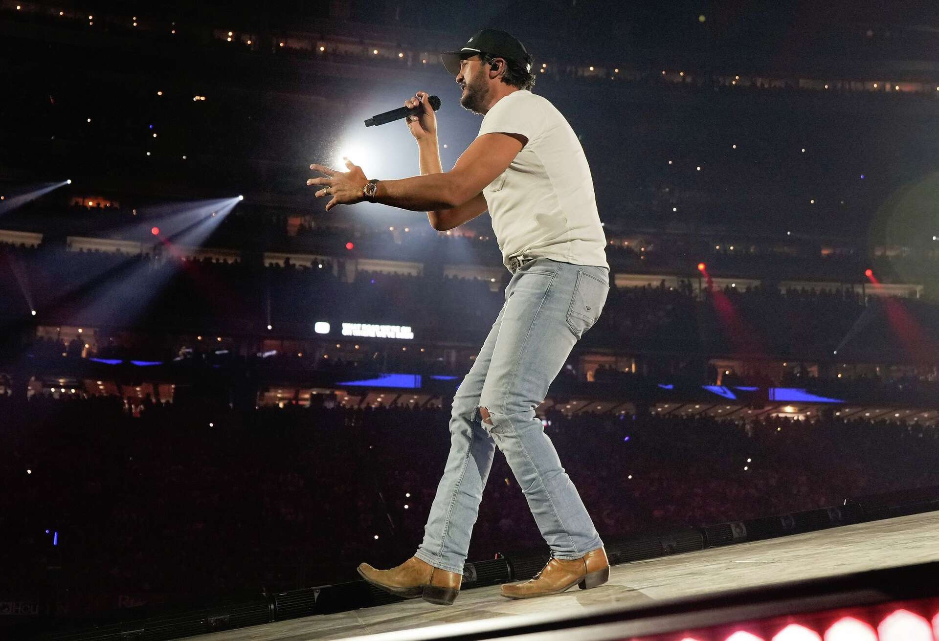 Houston Rodeo review: Luke Bryan shakes it for a crowd of 66,026 fans