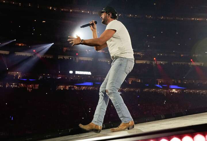 Houston Rodeo review: Luke Bryan shakes it for a crowd of 66,026 fans