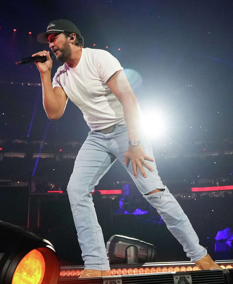 Houston Rodeo review: Luke Bryan shakes it for a crowd of 66,026 fans