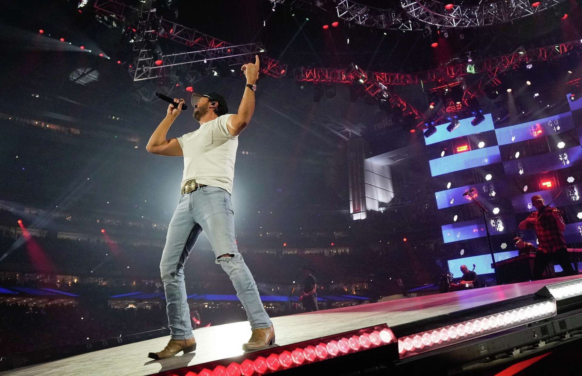 Houston Rodeo review: Luke Bryan shakes it for a crowd of 66,026 fans