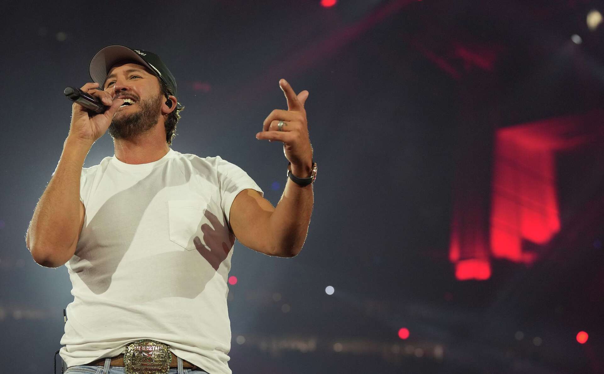 Houston Rodeo review: Luke Bryan shakes it for a crowd of 66,026 fans