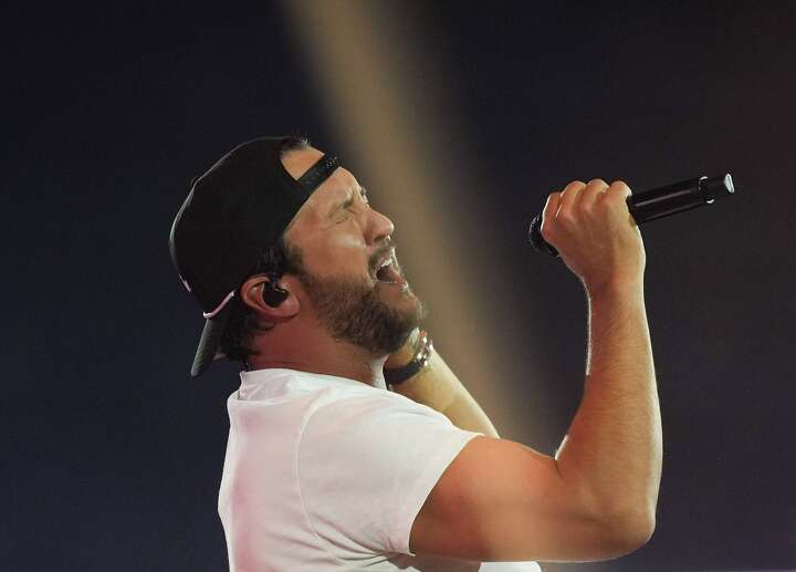 Houston Rodeo review: Luke Bryan shakes it for a crowd of 66,026 fans
