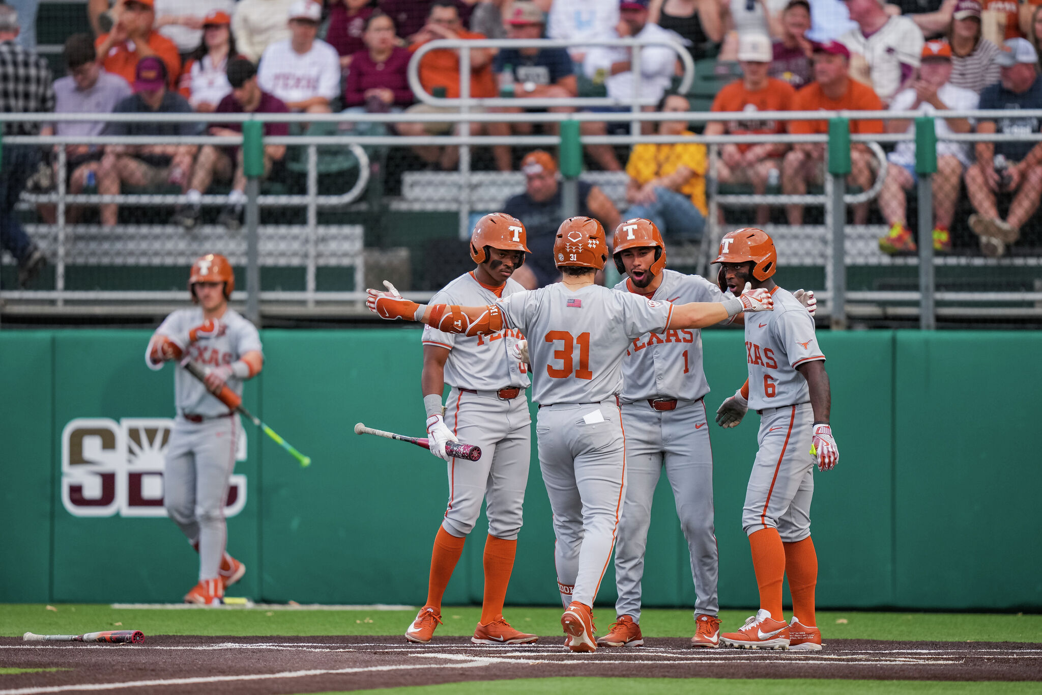 Texas baseball beats Vanderbilt: Recap, highlights from Game 1 win