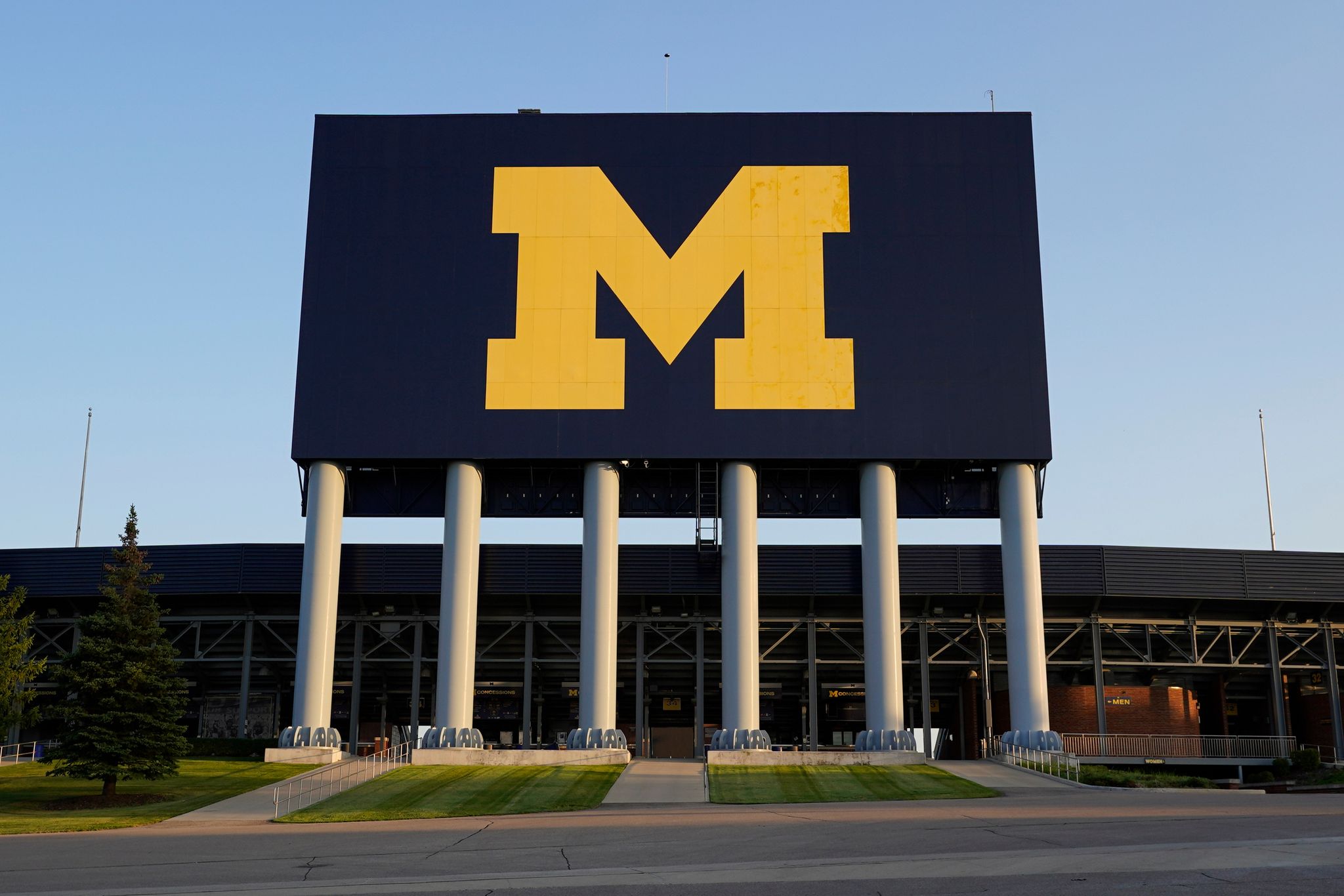 Former Michigan linebackers coach Chris Partridge sues university over ...