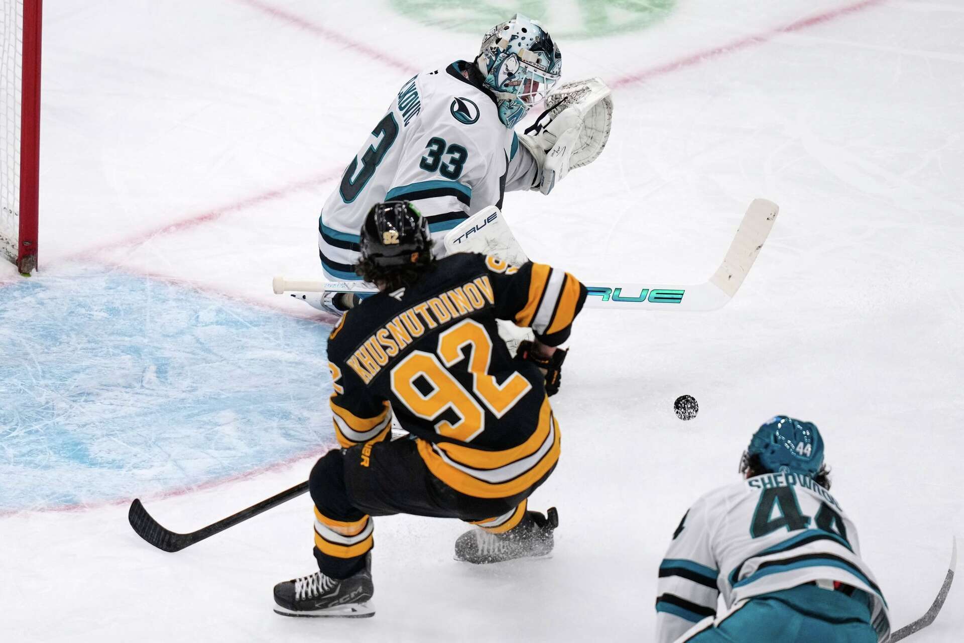 Sharks beat Bruins 4-2, snapping Boston’s 13-game home winning streak