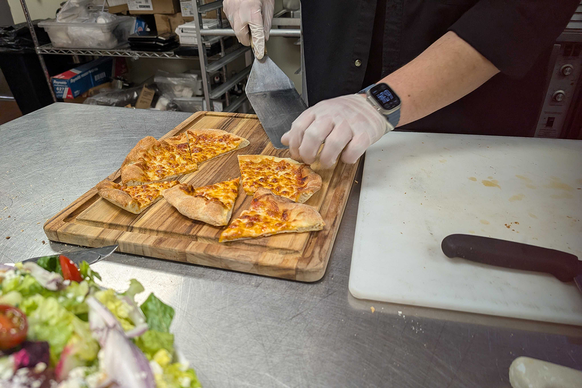 Amid Temple Israel horror, a small act of kindness — and pizza in Michigan