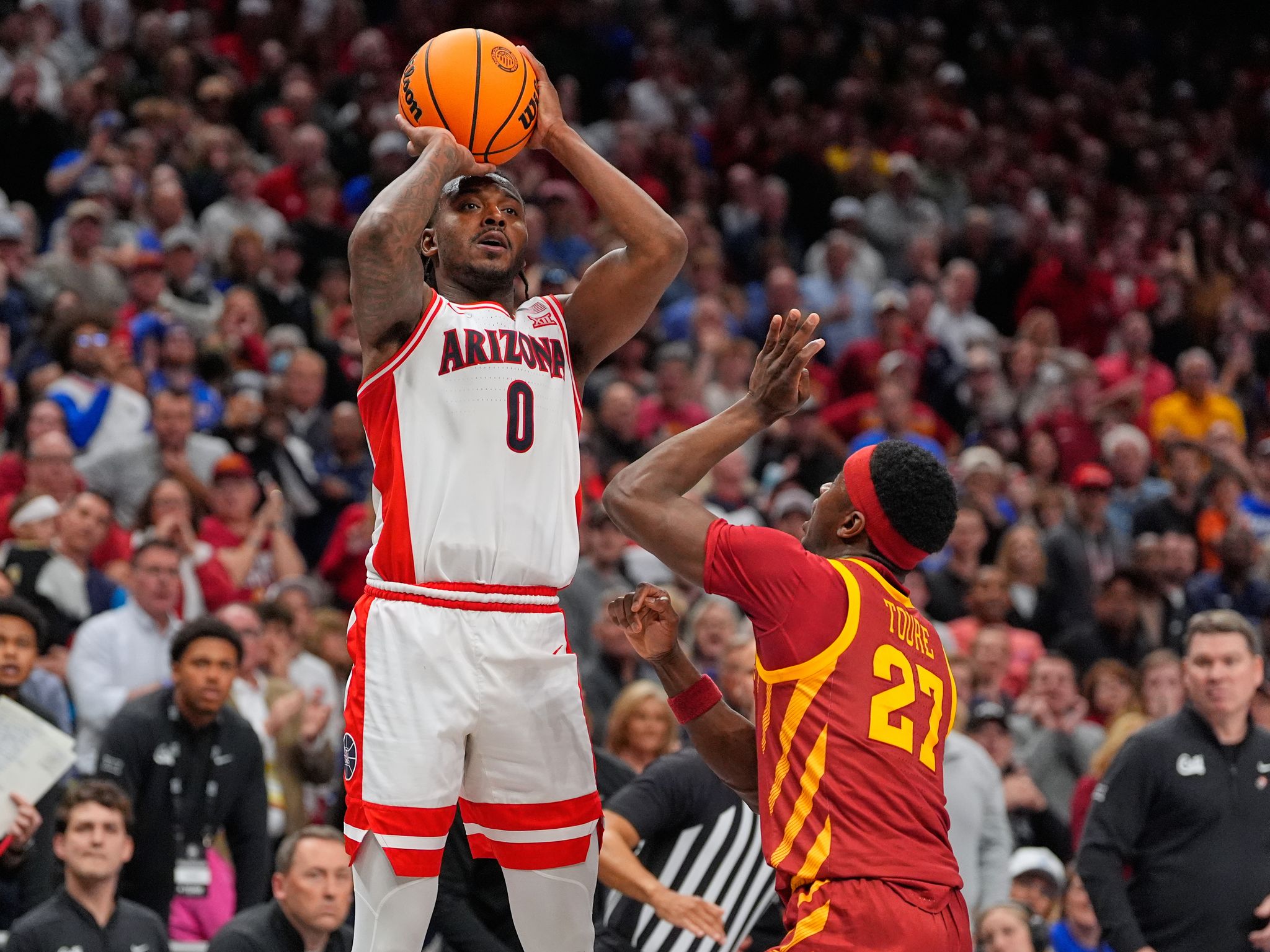 No. 2 Arizona’s Jaden Bradley stuns No. 7 Iowa State with a buzzer ...