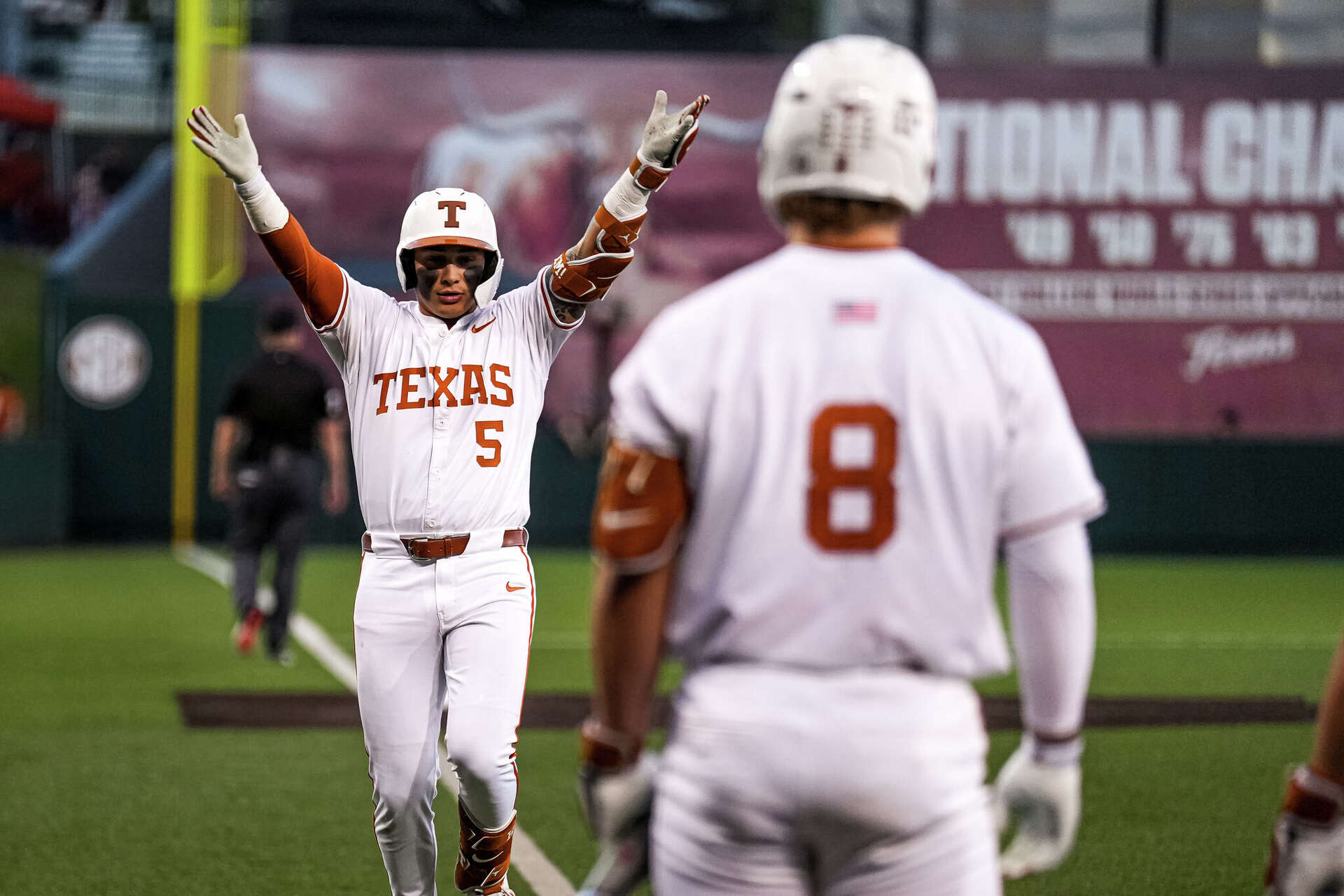 Texas baseball hammers Ole Miss, scores SEC series win: Recap
