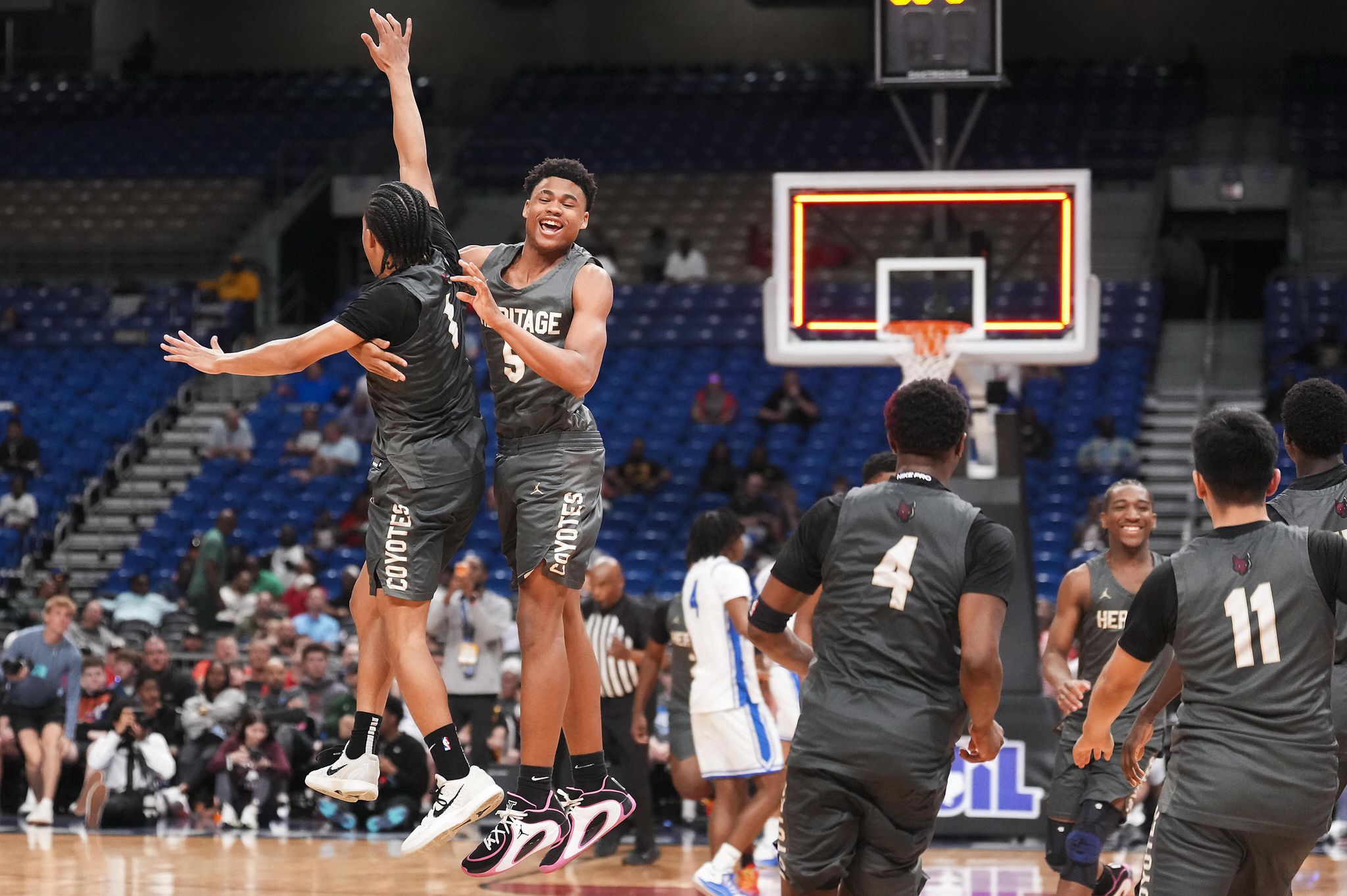 Frisco Heritage wins first-ever boys basketball state title for Frisco ISD