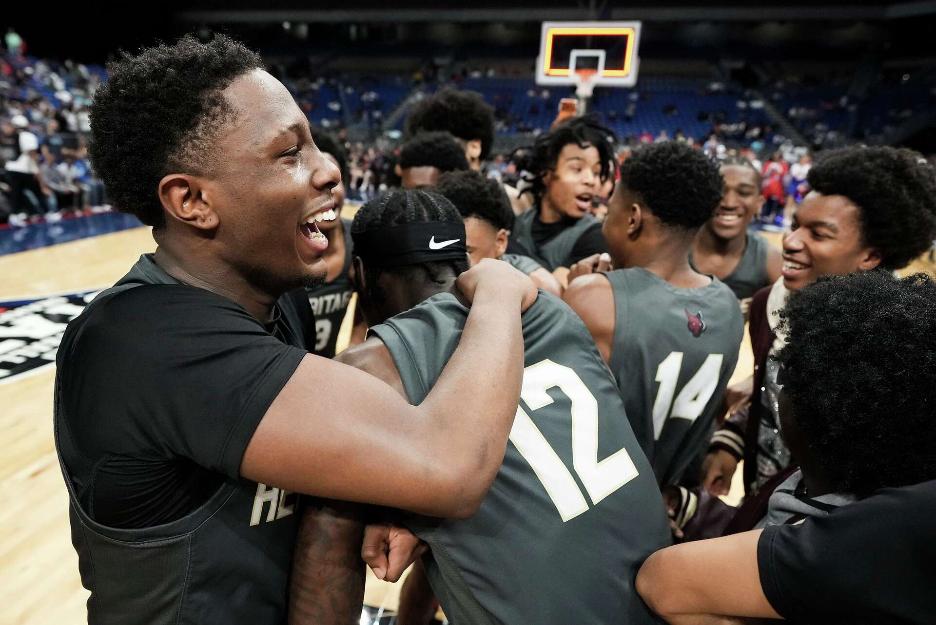Frisco Heritage wins first-ever boys basketball state title for Frisco ISD