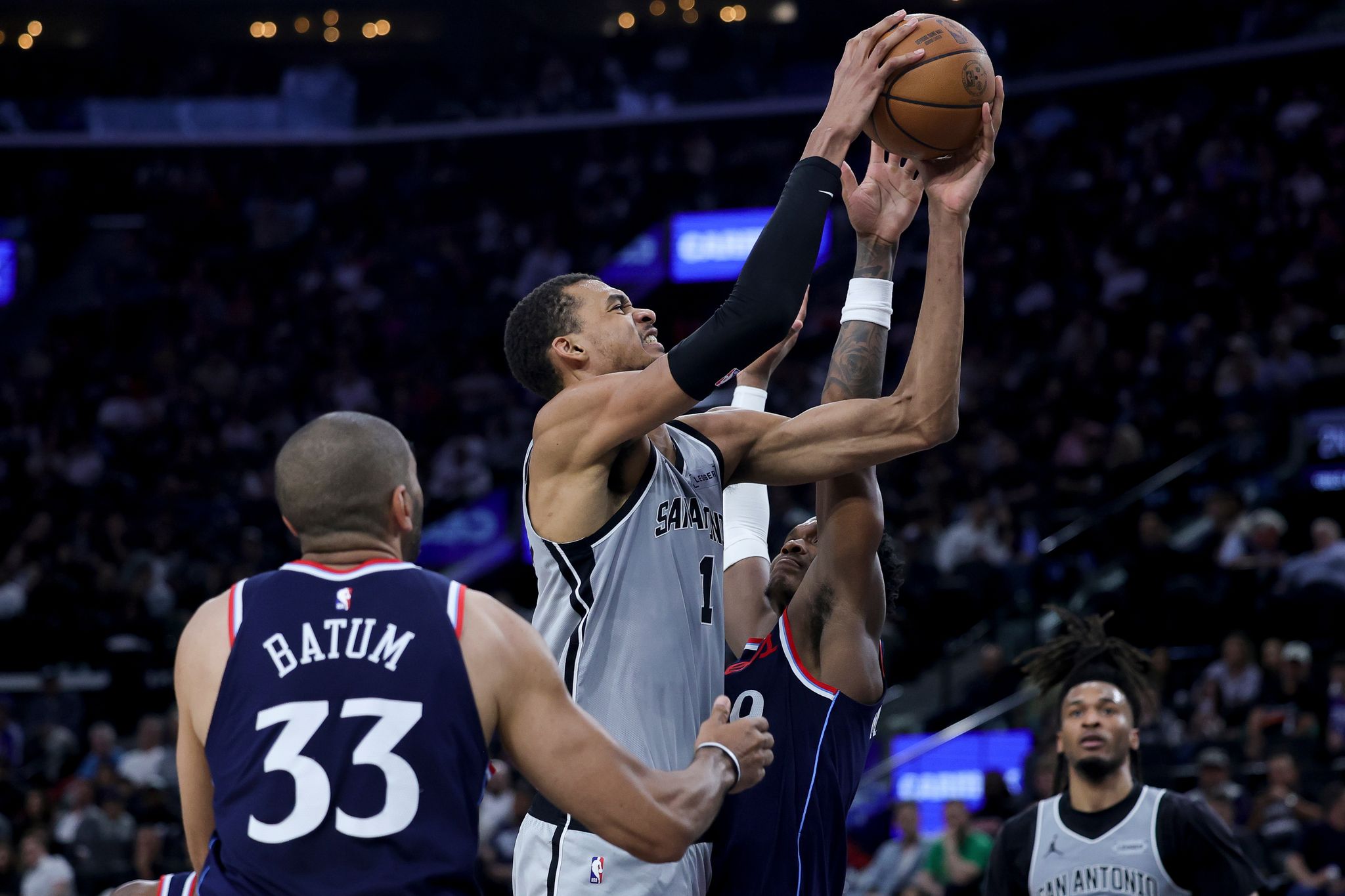 Los Spurs vencen 119-115 a los Clippers y llegan a 50 victorias por ...