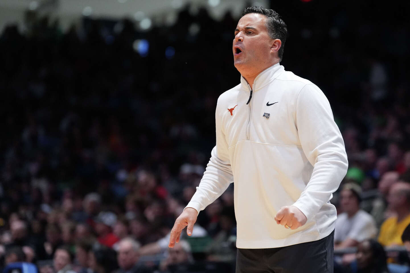 Texas basketball coach Sean Miller loses it after near-technical foul