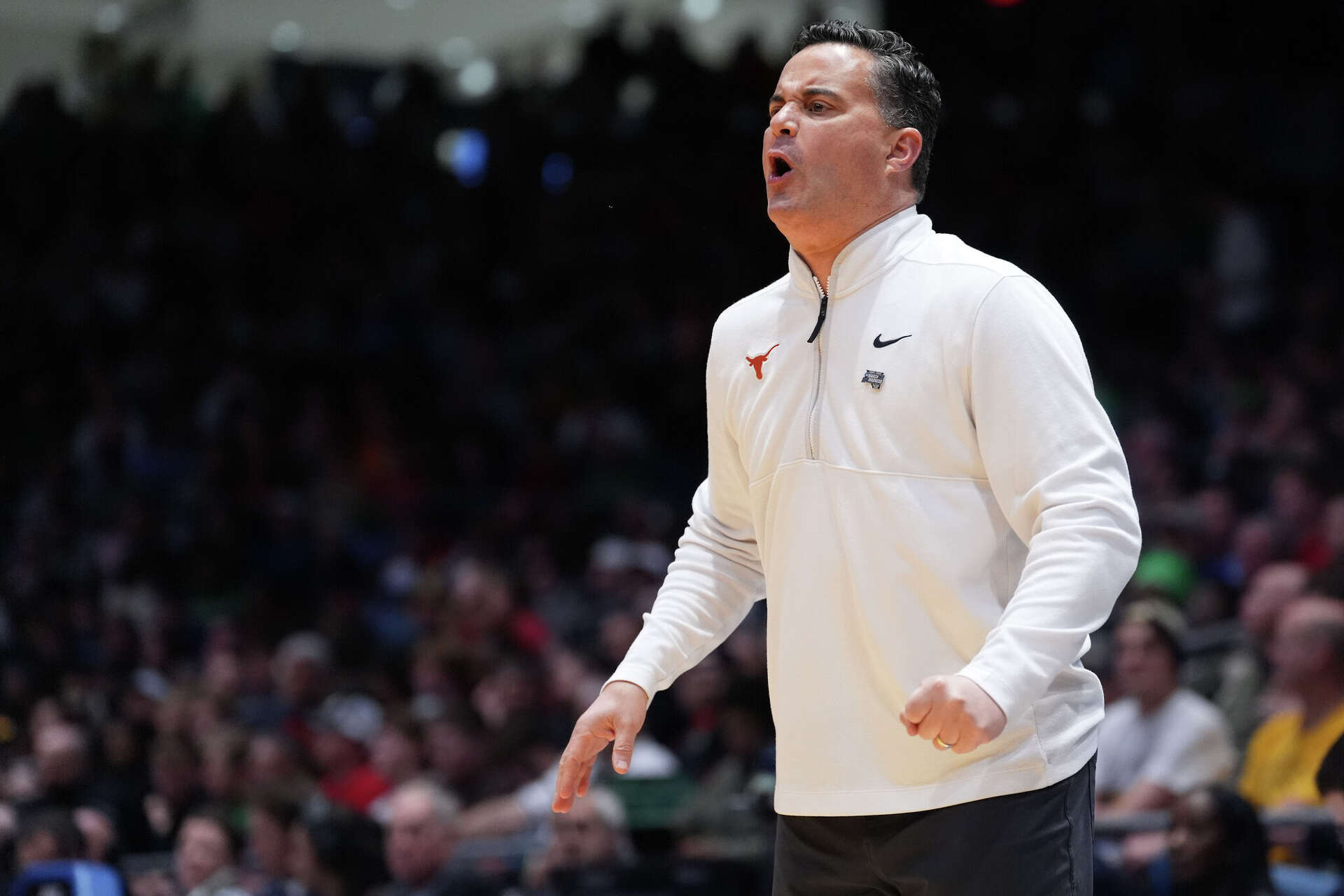 Texas basketball coach Sean Miller loses it after near-technical foul
