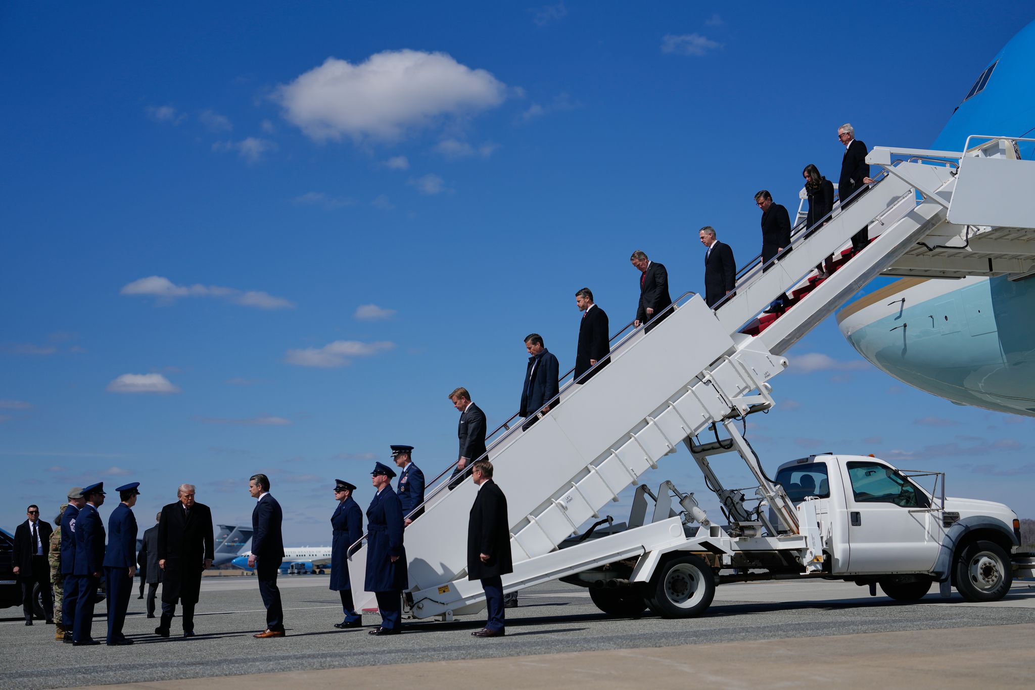 Photos of Trump at dignified transfer for US service members killed in ...