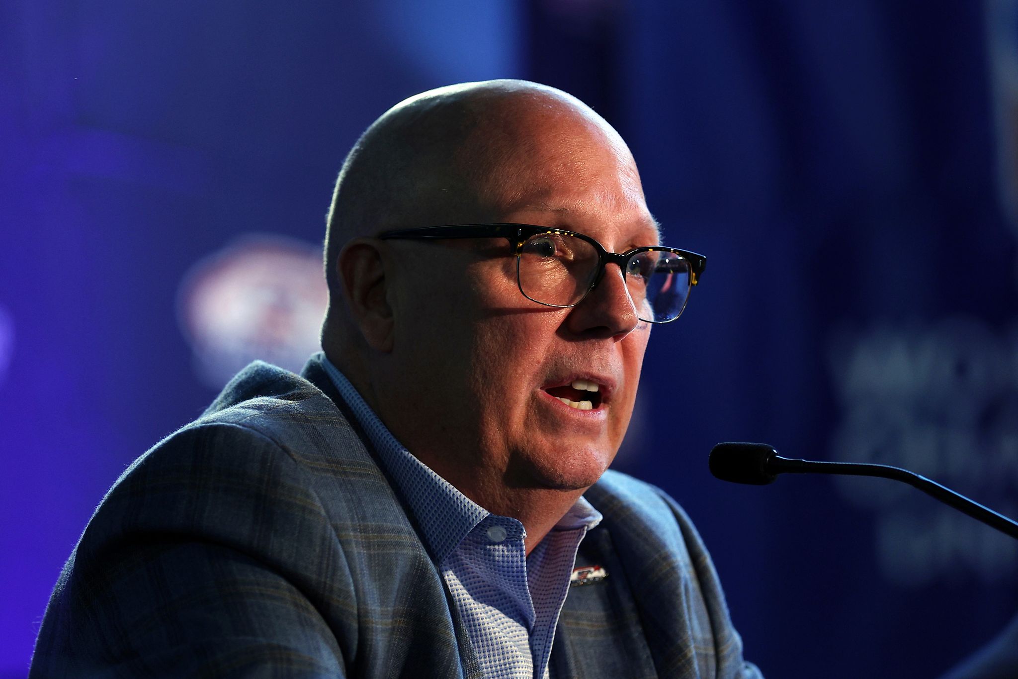 Minnesota AD Coyle announces decision to part ways with men's hockey ...