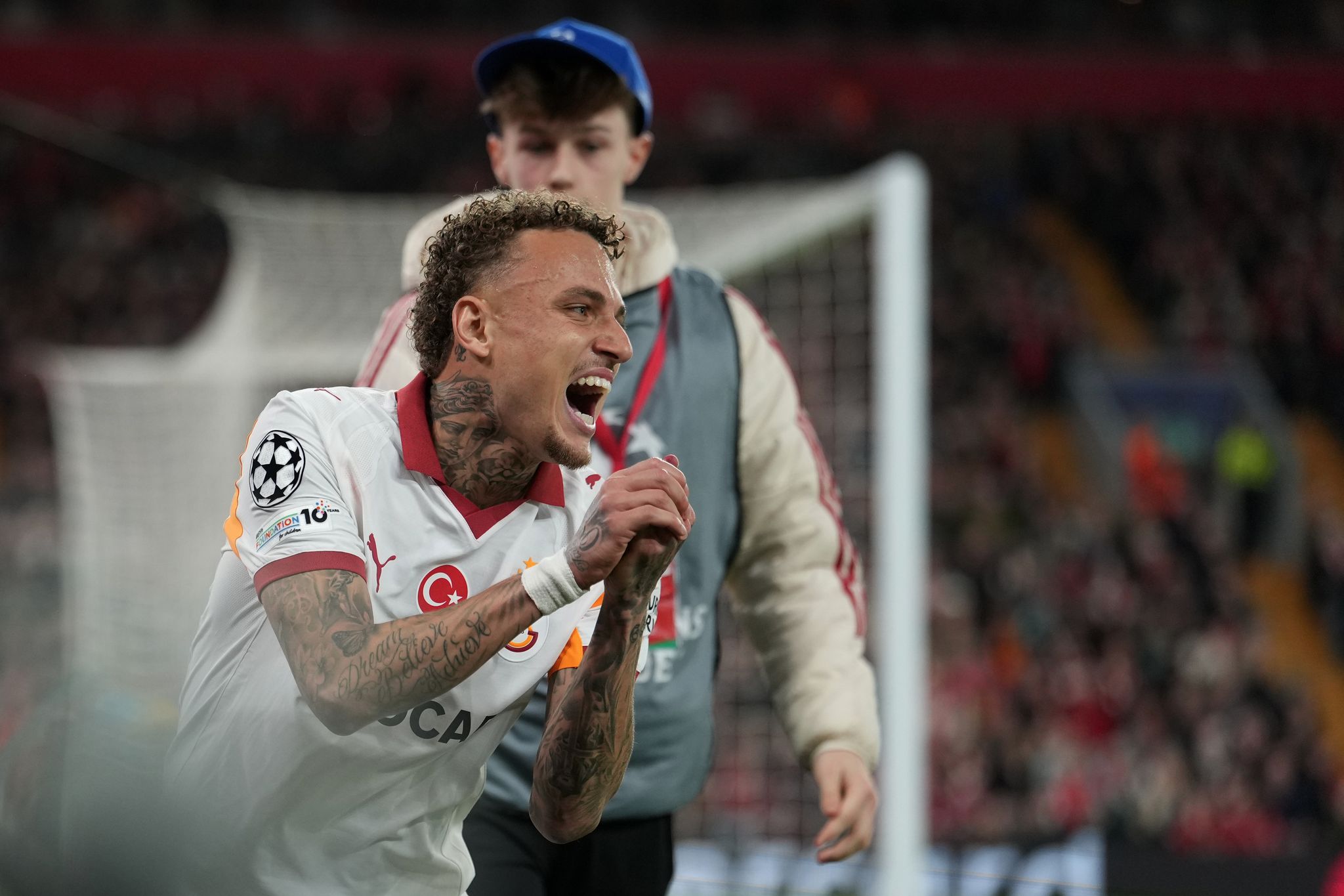 Galatasaray player Noa Lang sustains freak hand injury after colliding ...