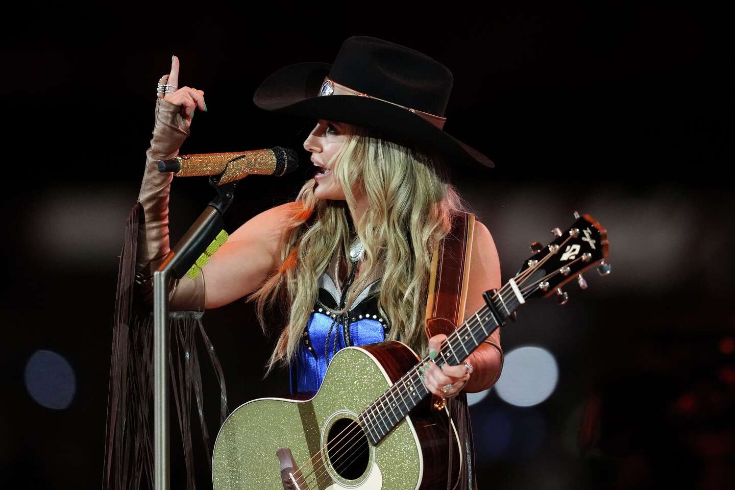 Lainey Wilson is 4th woman to draw Houston rodeo crowd near 70K