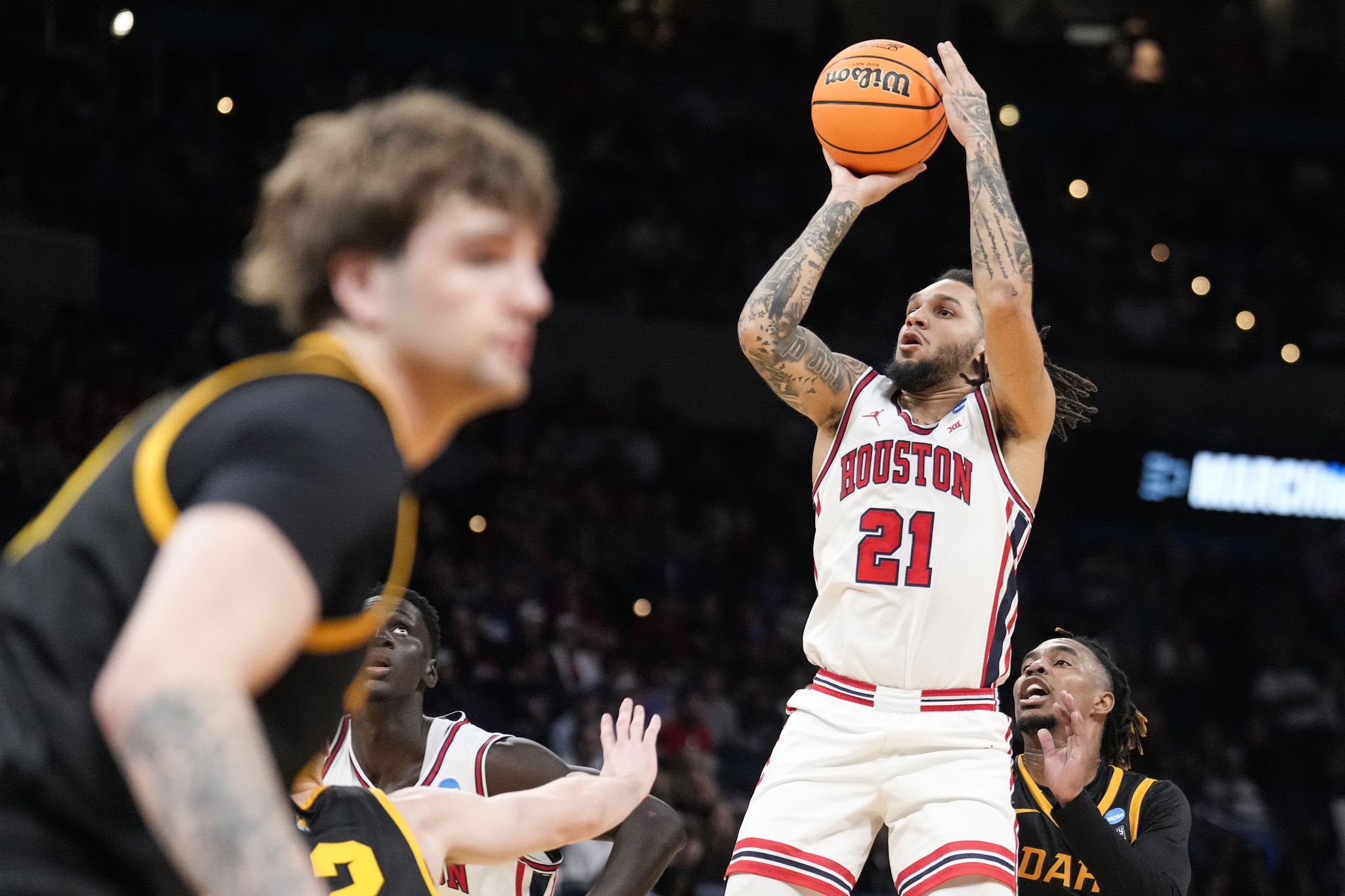 Houston's Emanuel Sharp shows leadership in March Madness win