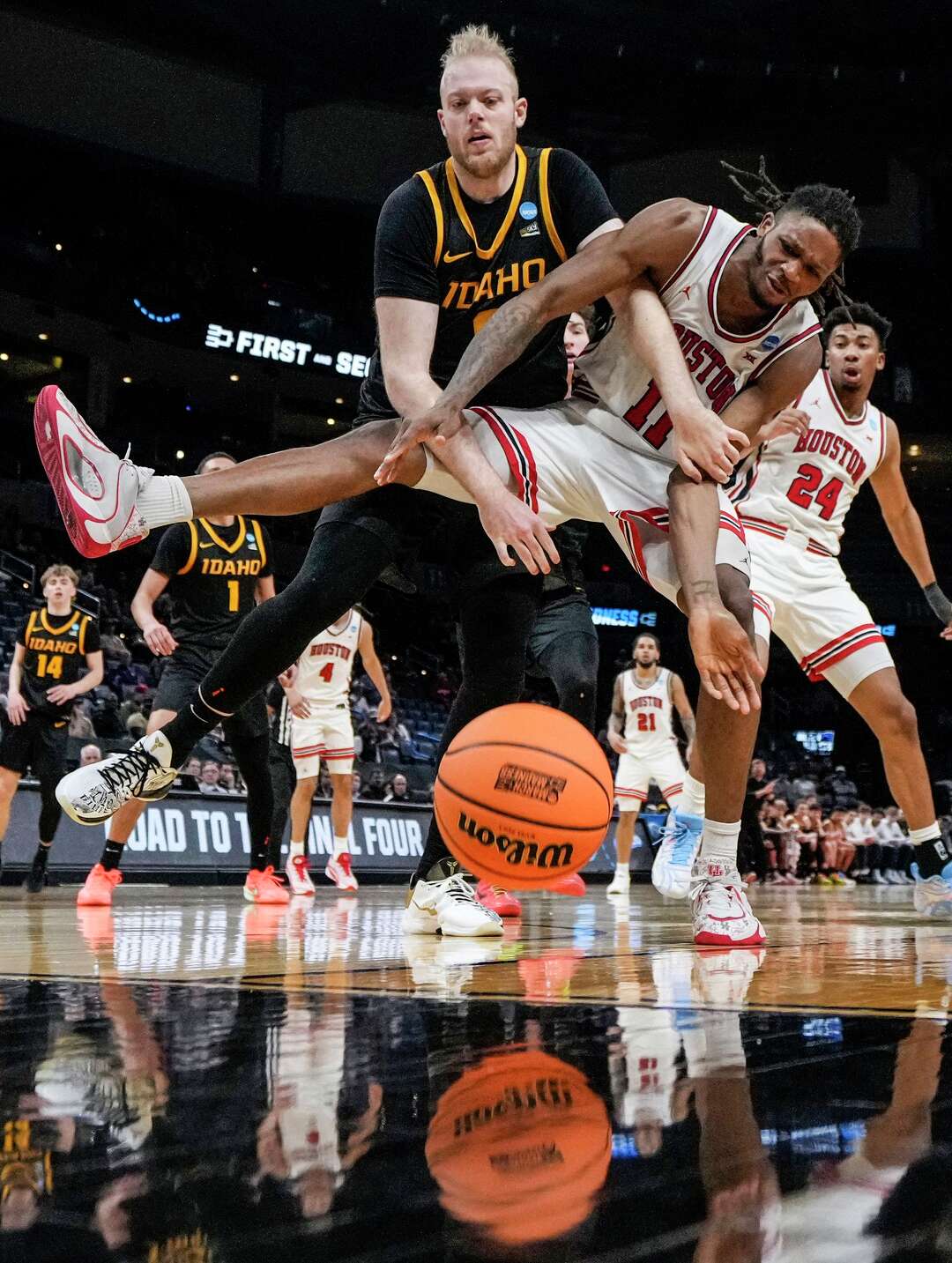 Houston's Emanuel Sharp shows leadership in March Madness win