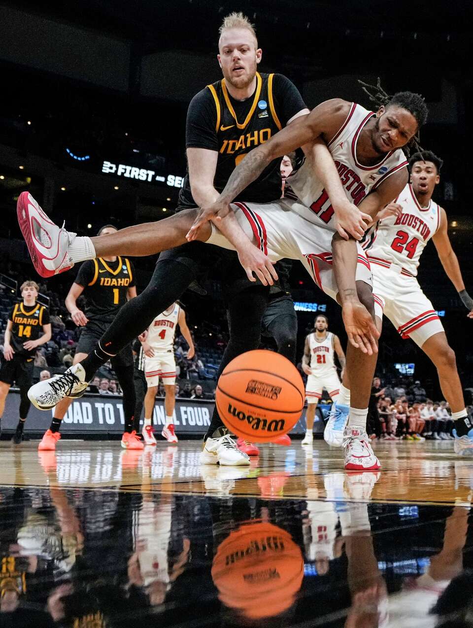 Houston's Emanuel Sharp shows leadership in March Madness win