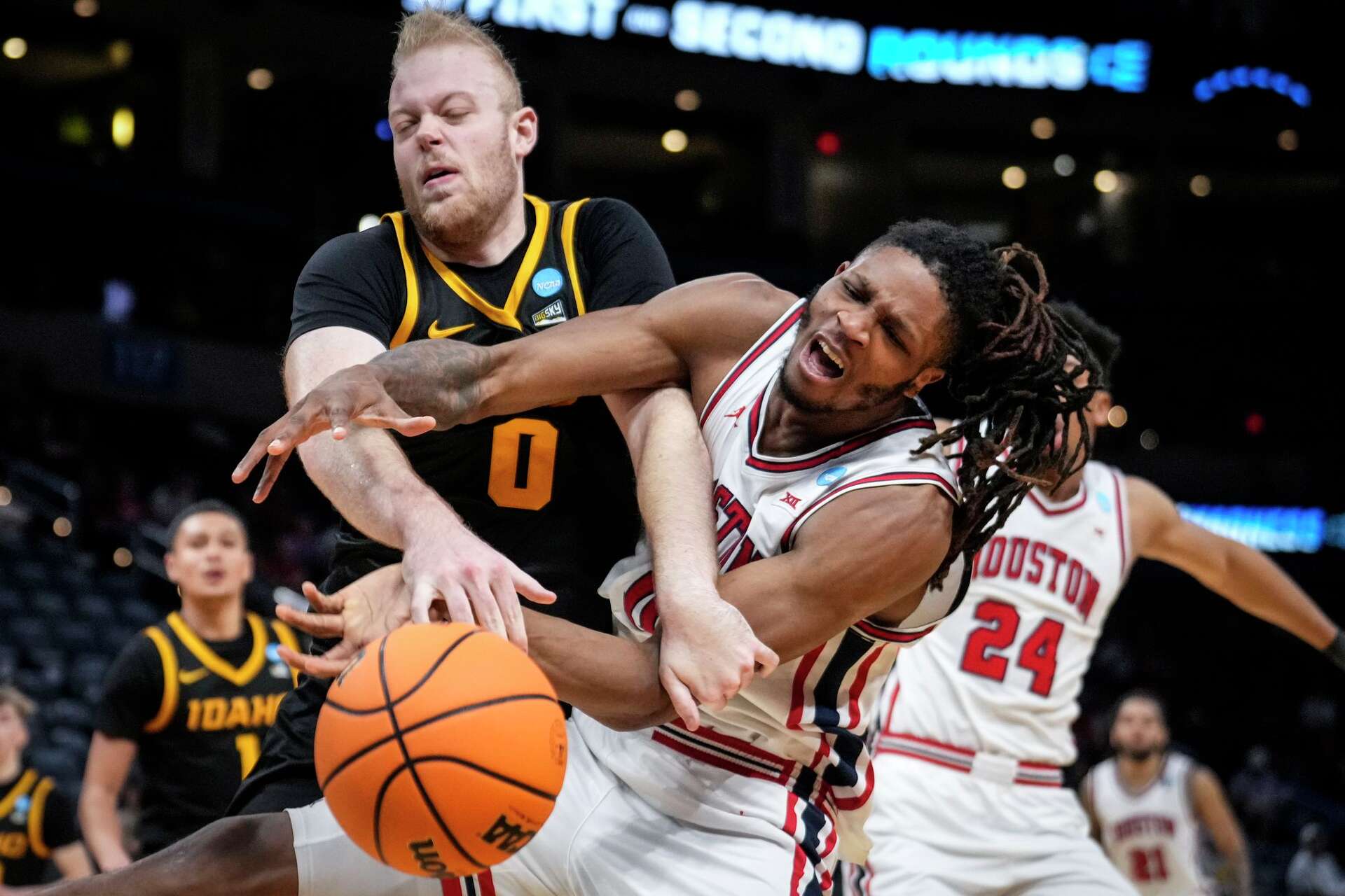 Houston's Emanuel Sharp shows leadership in March Madness win
