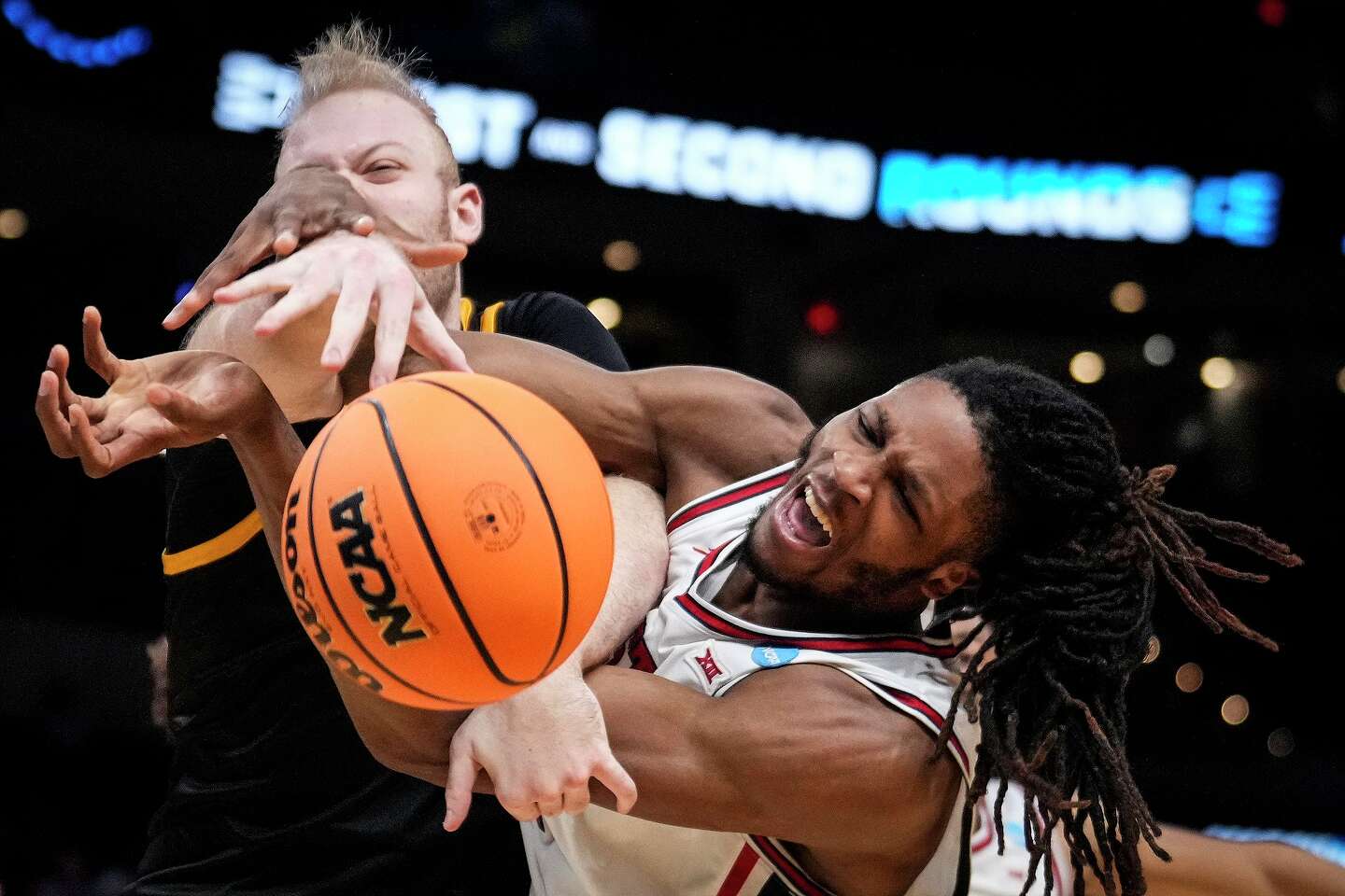 Houston's Emanuel Sharp shows leadership in March Madness win
