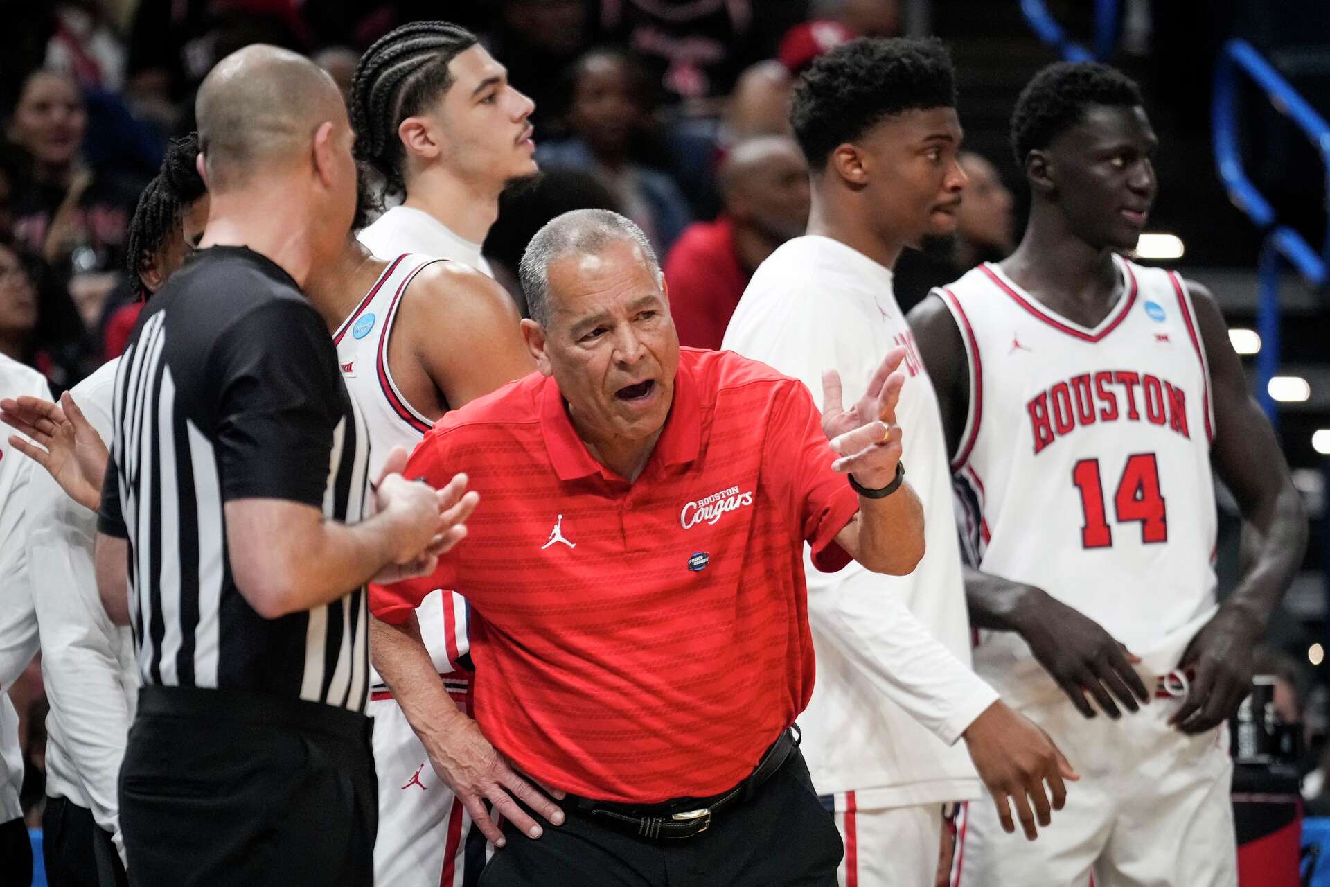 Houston's Emanuel Sharp shows leadership in March Madness win