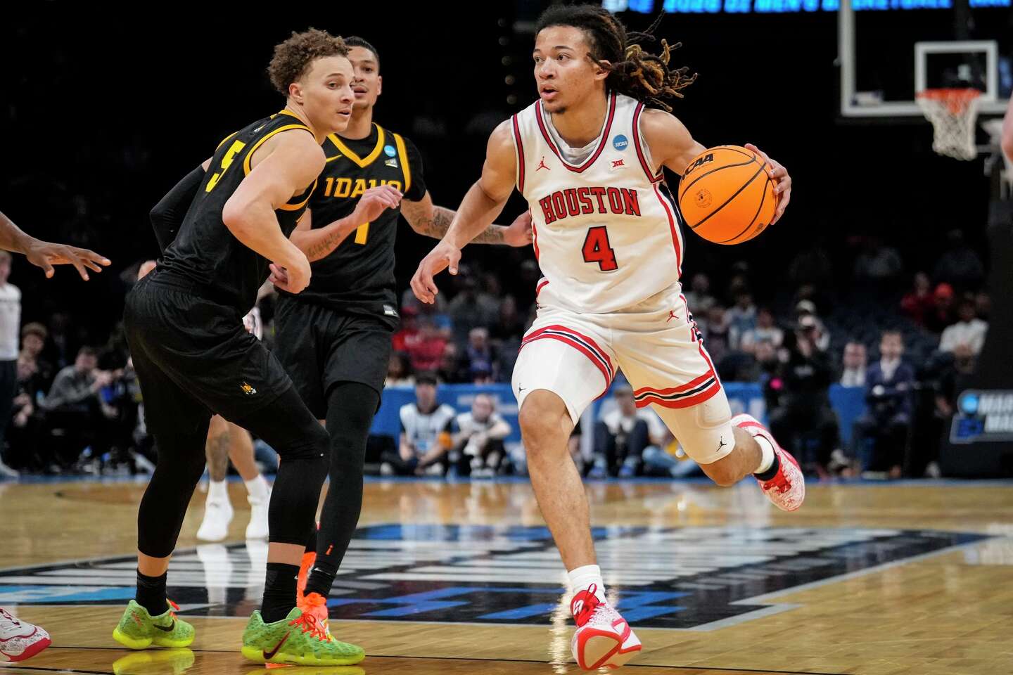 Houston's Emanuel Sharp shows leadership in March Madness win