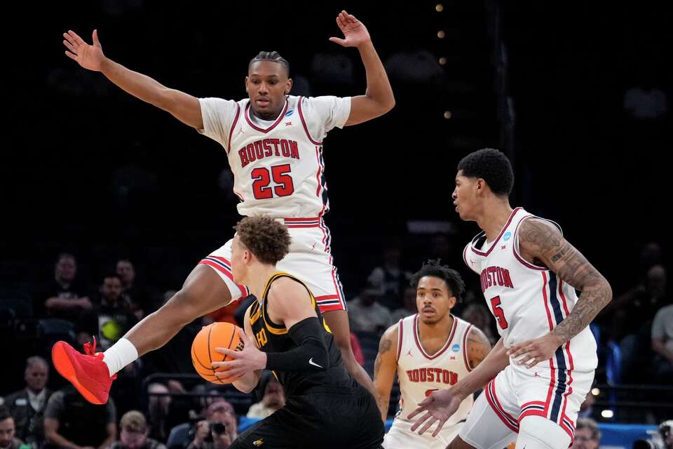 Houston's Emanuel Sharp shows leadership in March Madness win