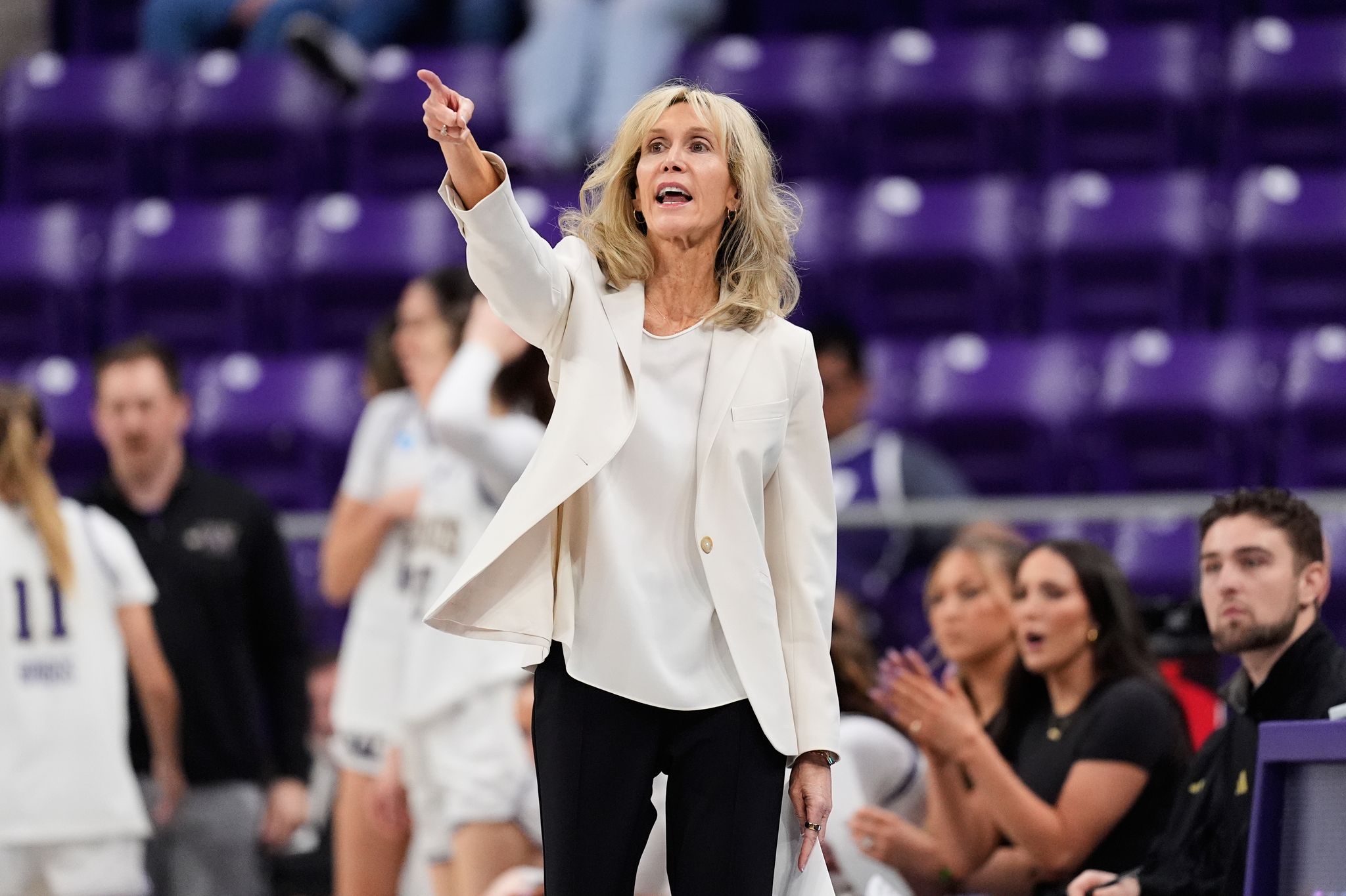 Washington extends women’s basketball head coach Tina Langley through ...