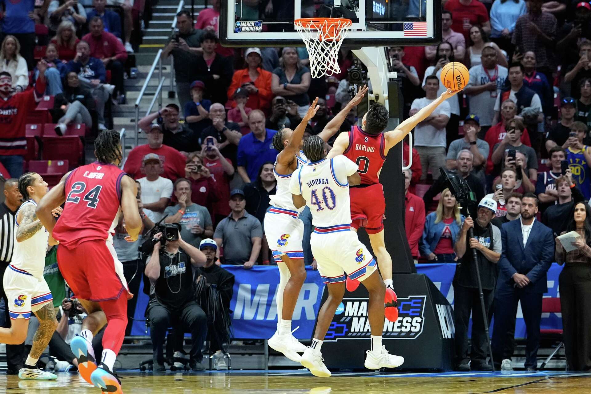 Dylan Darling hits driving layup at buzzer, St. John's beats Kansas 67 ...