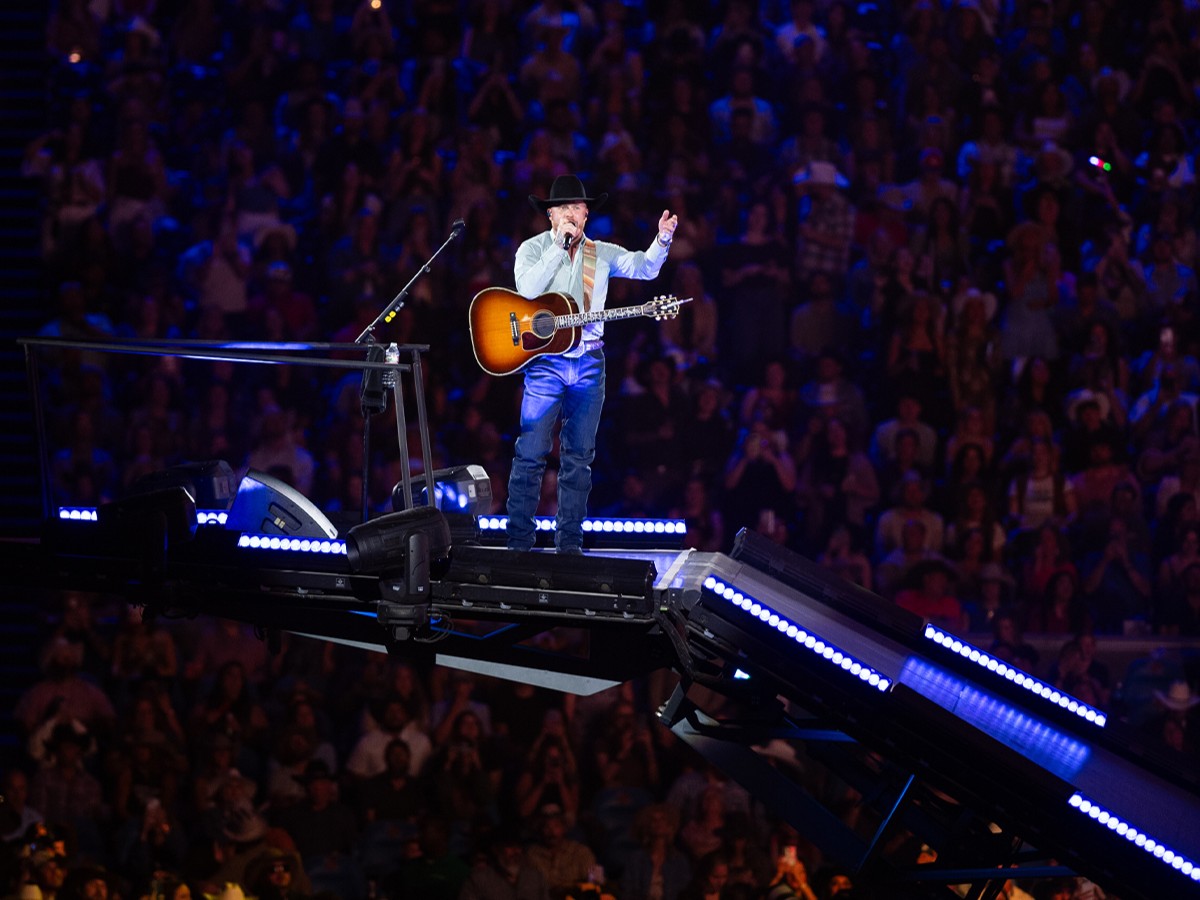 Cody Johnson closes Houston rodeo with Carrie Underwood & Carín León
