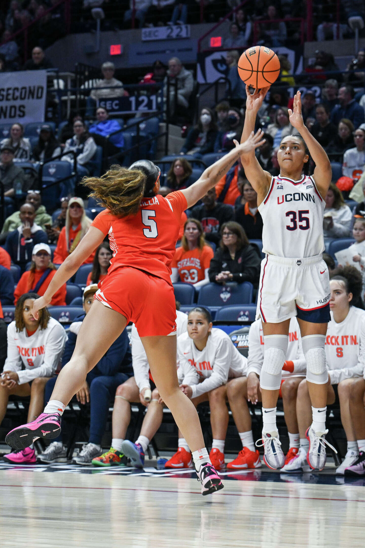 UConn star Azzi Fudd leads the Huskies to NCAA win over Syracuse