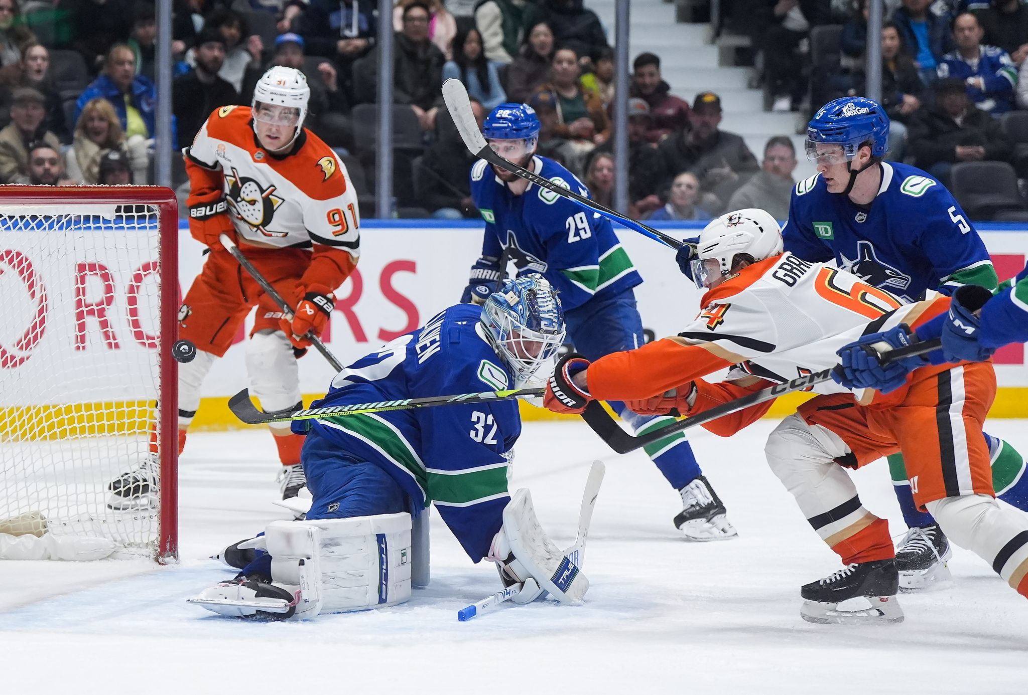 The Ducks beat the Canucks 5-3 as Mikael Granlund scores 2 goals