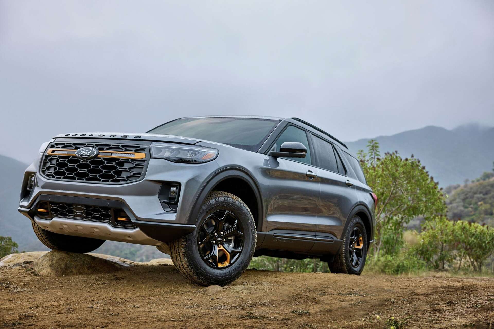 The better family SUV. Edmunds compares the Ford Explorer and Nissan ...