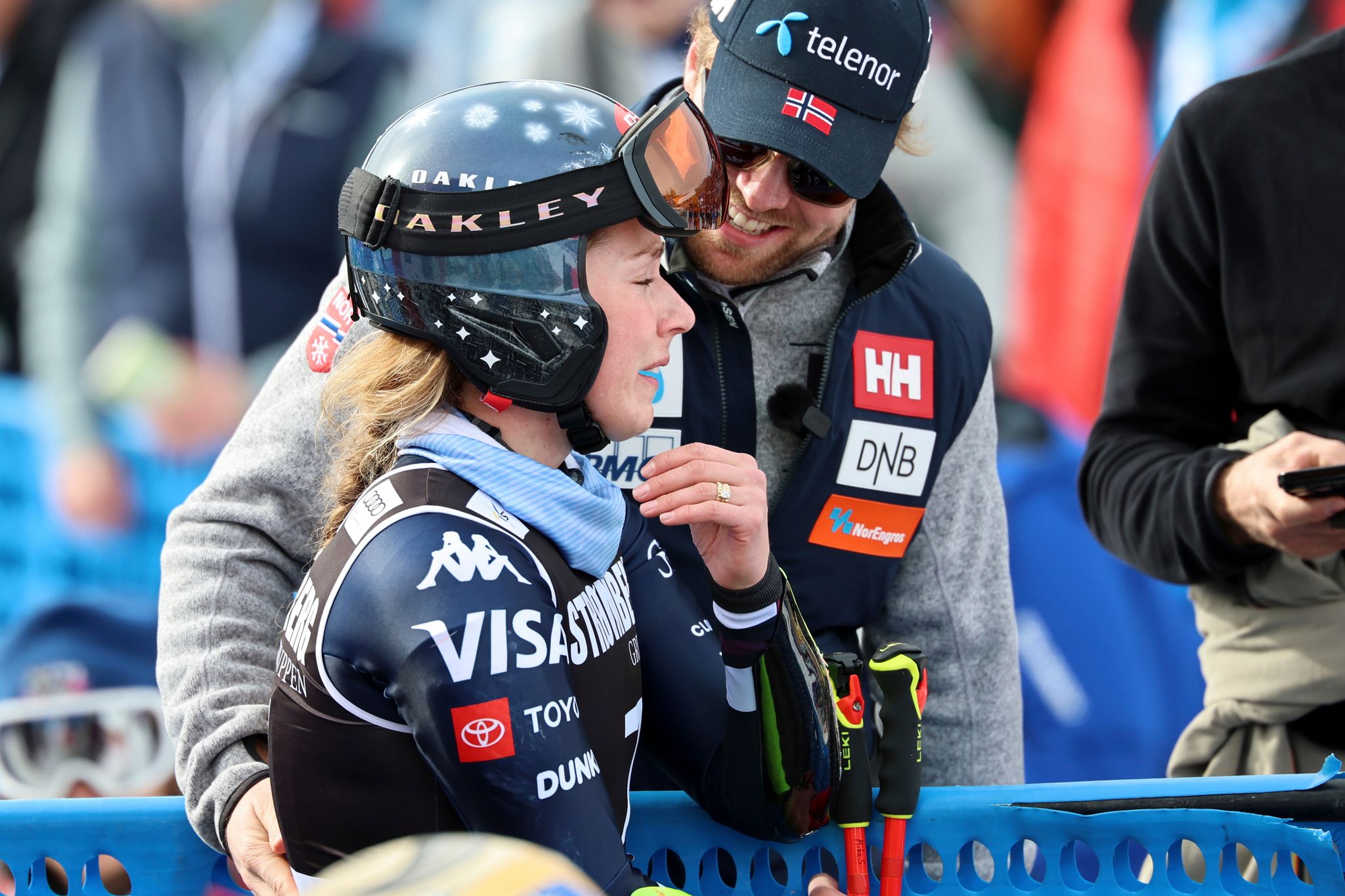 Mikaela Shiffrin holds off Emma Aicher to win record-tying 6th overall ...