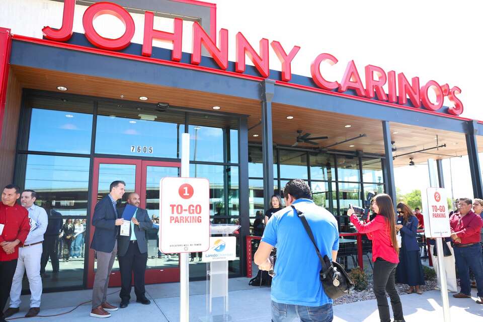 Johnny Carino's returns from fire in Laredo, shows off new location
