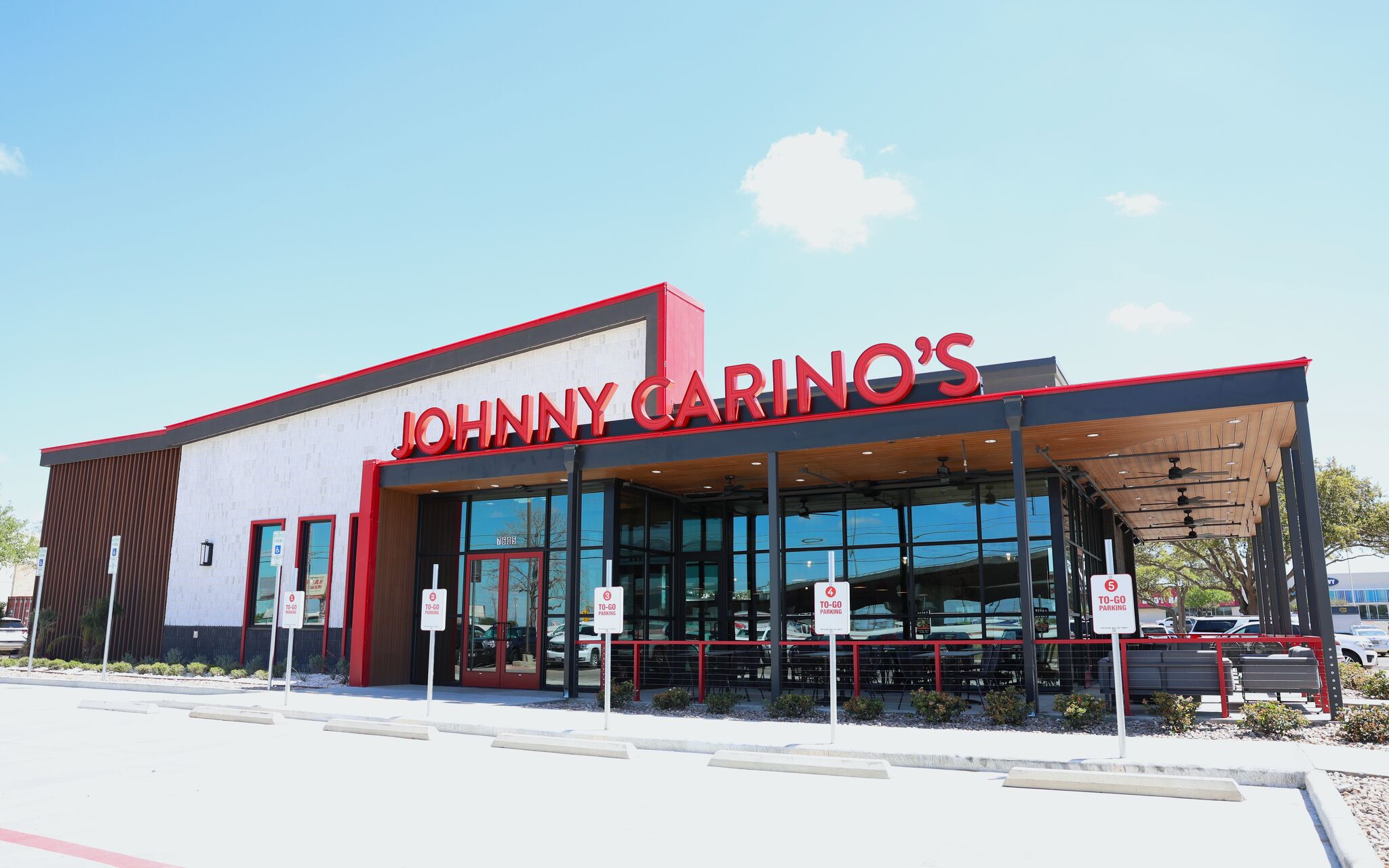 Johnny Carino's returns from fire in Laredo, shows off new location