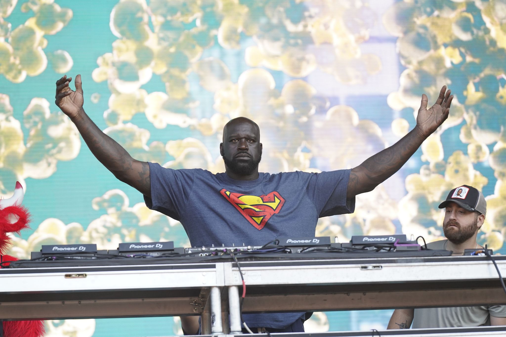 Shaq films video scenes with rapper in Fort Worth