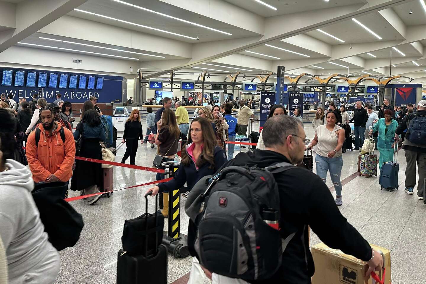 Trump signs order to pay TSA employees after Congress fails to agree on ...