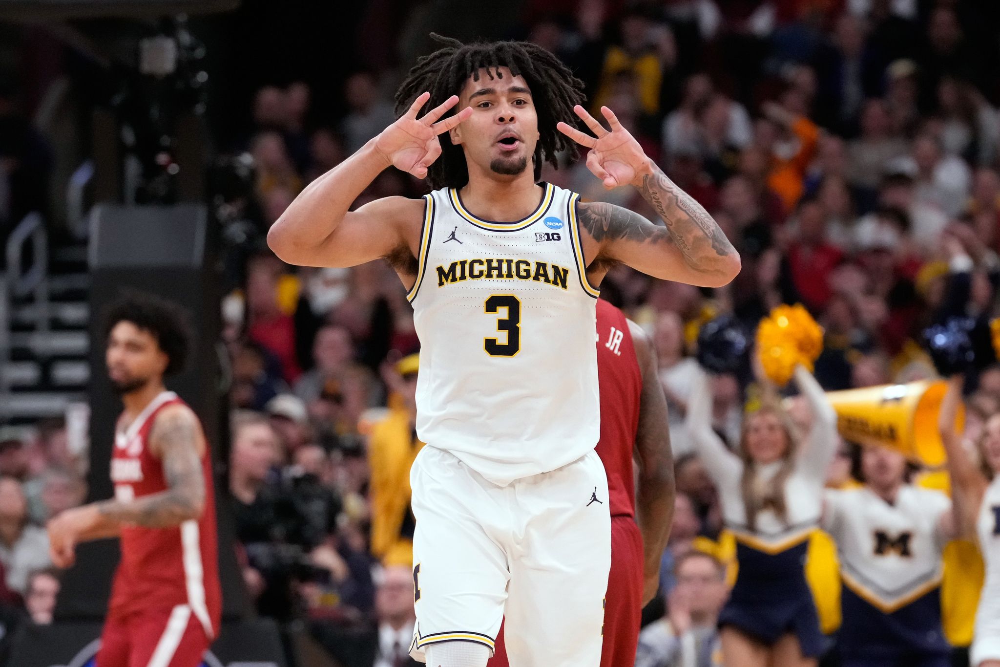 Michigan's Elliot Cadeau gets medical attention for possible allergic ...