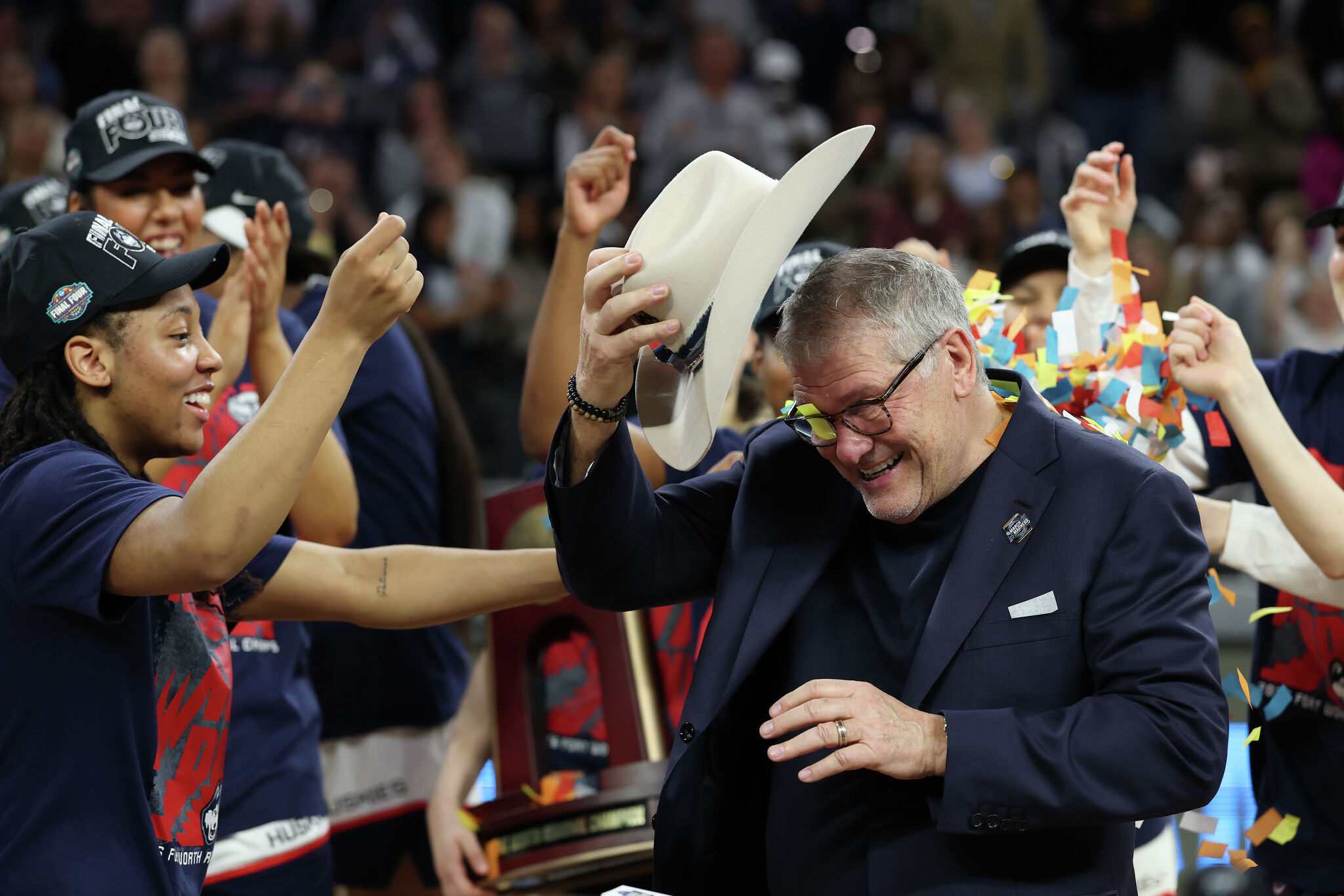 Geno Auriemma dances with cowboy hat after UConn win
