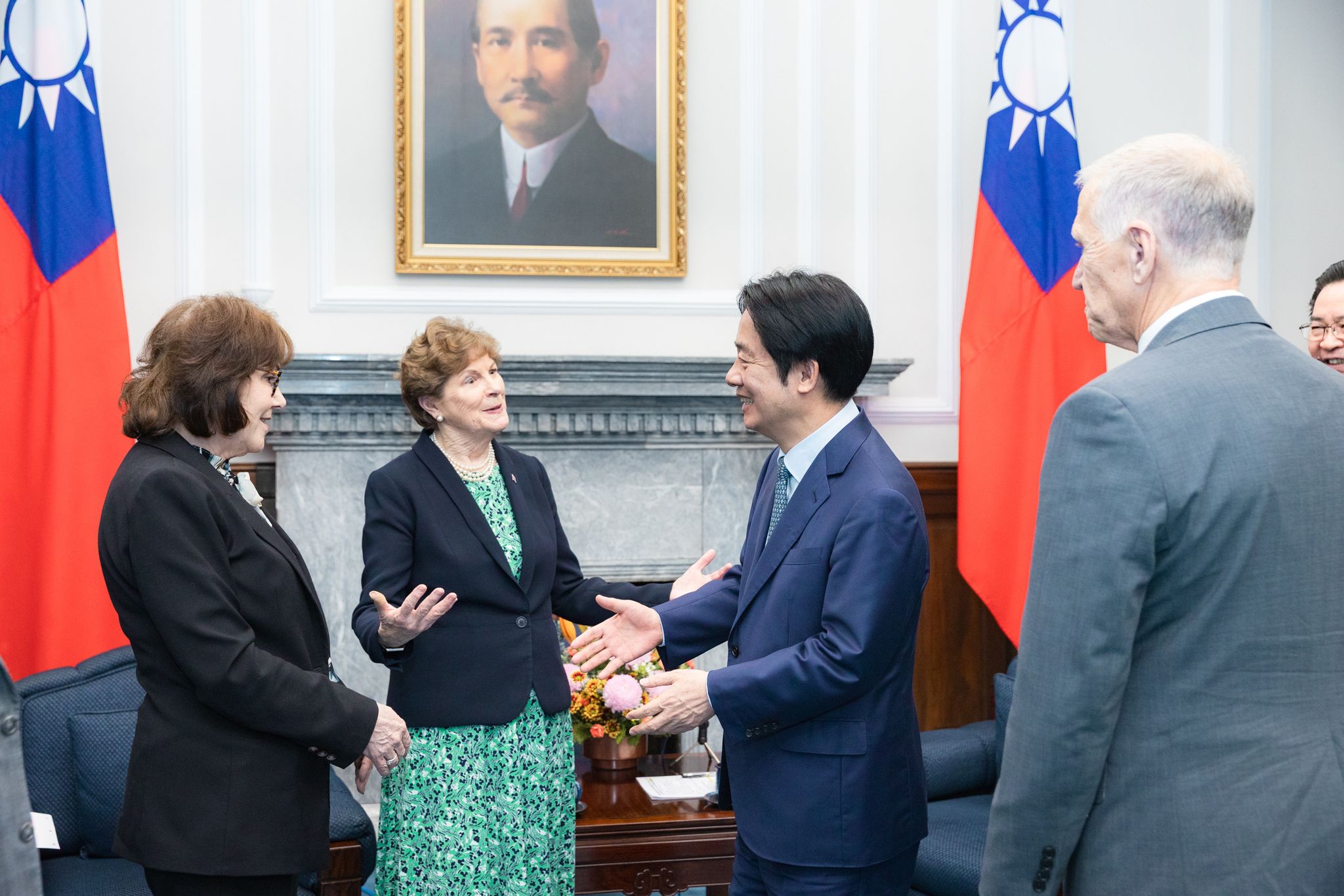 Legisladores de EEUU visitan Taiwán previo a la visita de Trump a China
