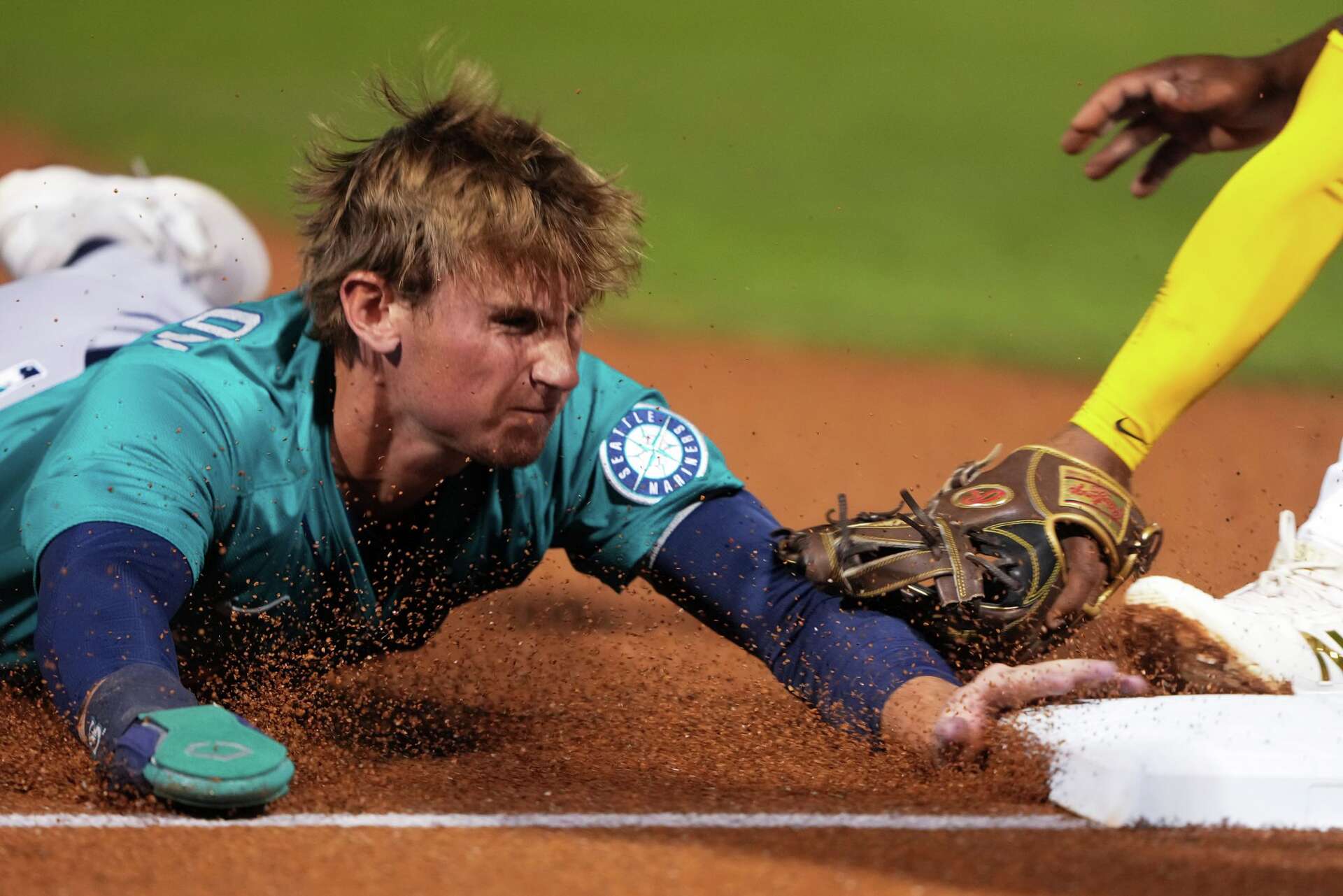 Mariners agree to $95 million, 8-year contract with top shortstop ...