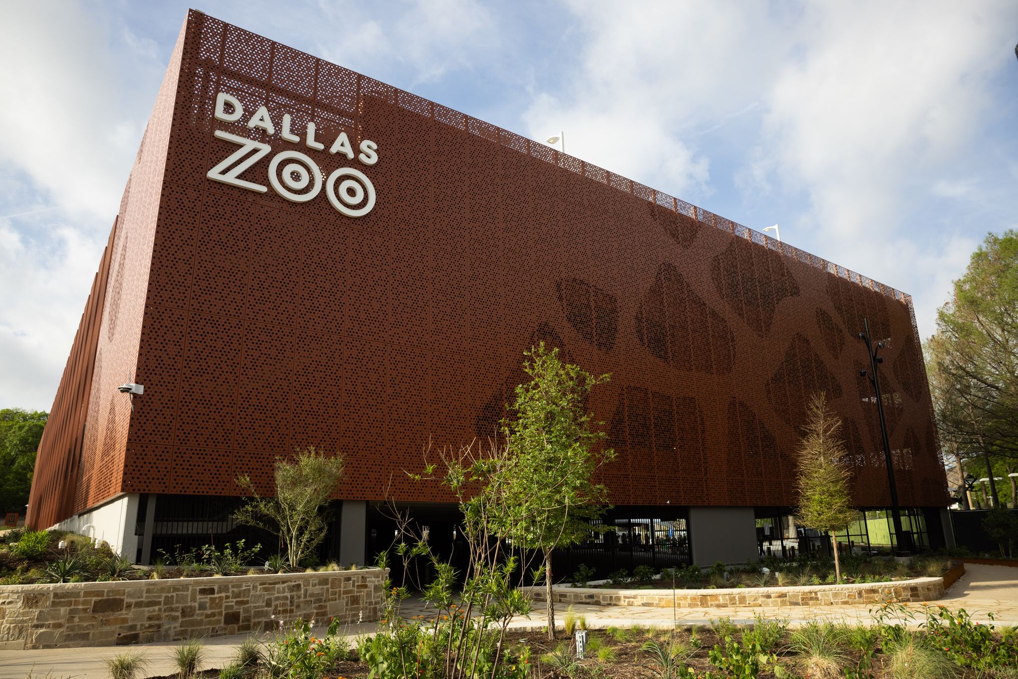 New garage increases Dallas Zoo parking by 55%, EV chargers avalaible