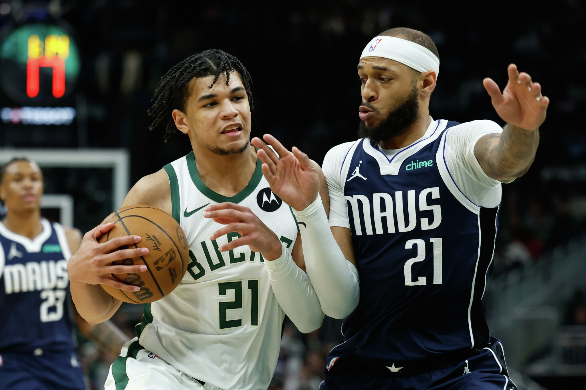 Mavs' Daniel Gafford sustains shoulder injury vs. Bucks