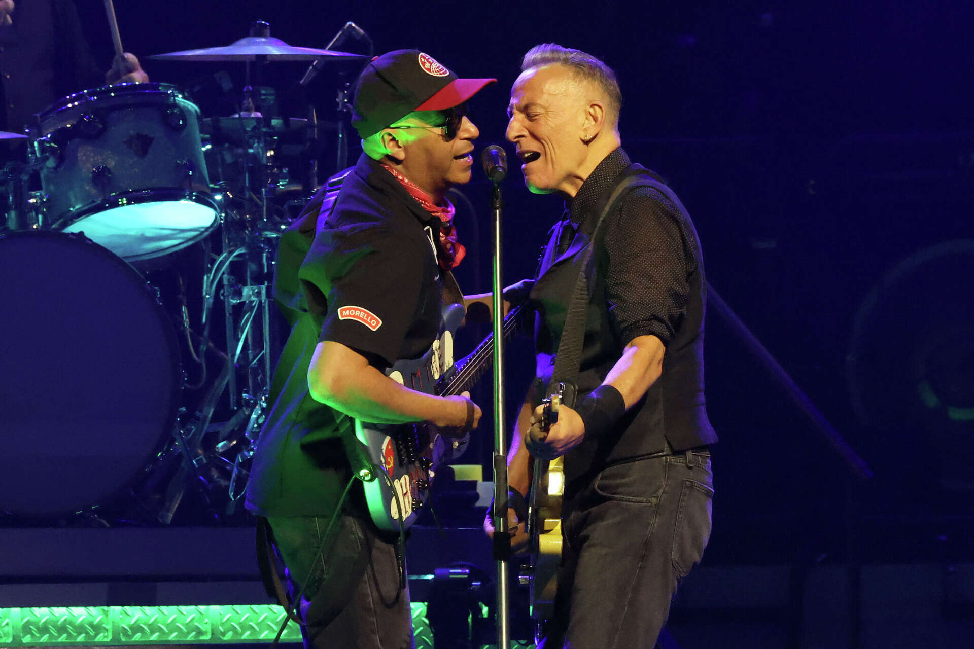 SHOCKING: BRUCE SPRINGSTEEN REVIVES "PURPLE RAIN" AFTER 10 YEARS IN ...