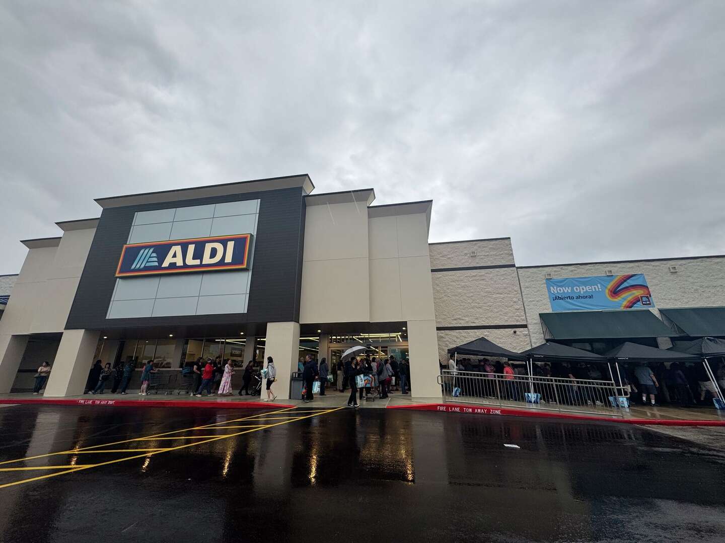 Aldi opens outside Austin as 300 brave thunderstorm
