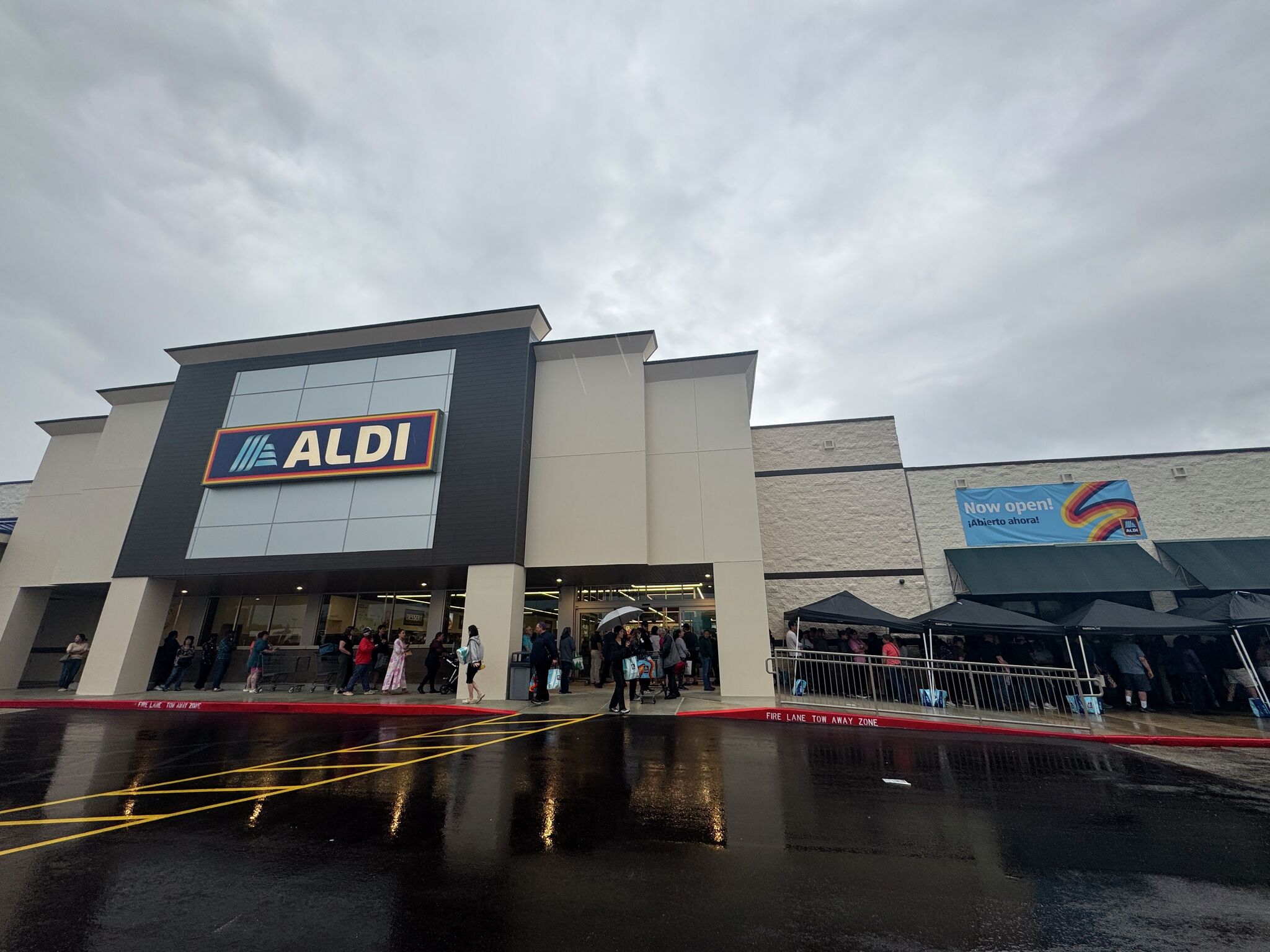 Aldi opens outside Austin as 300 brave thunderstorm
