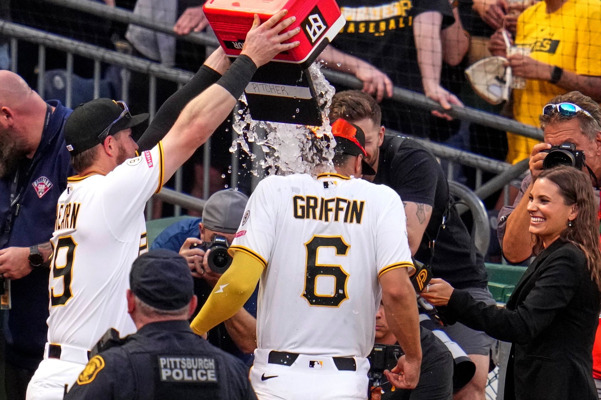 Adolescente Konnor Griffin deslumbra en debut y Piratas vencen 5-4 a ...